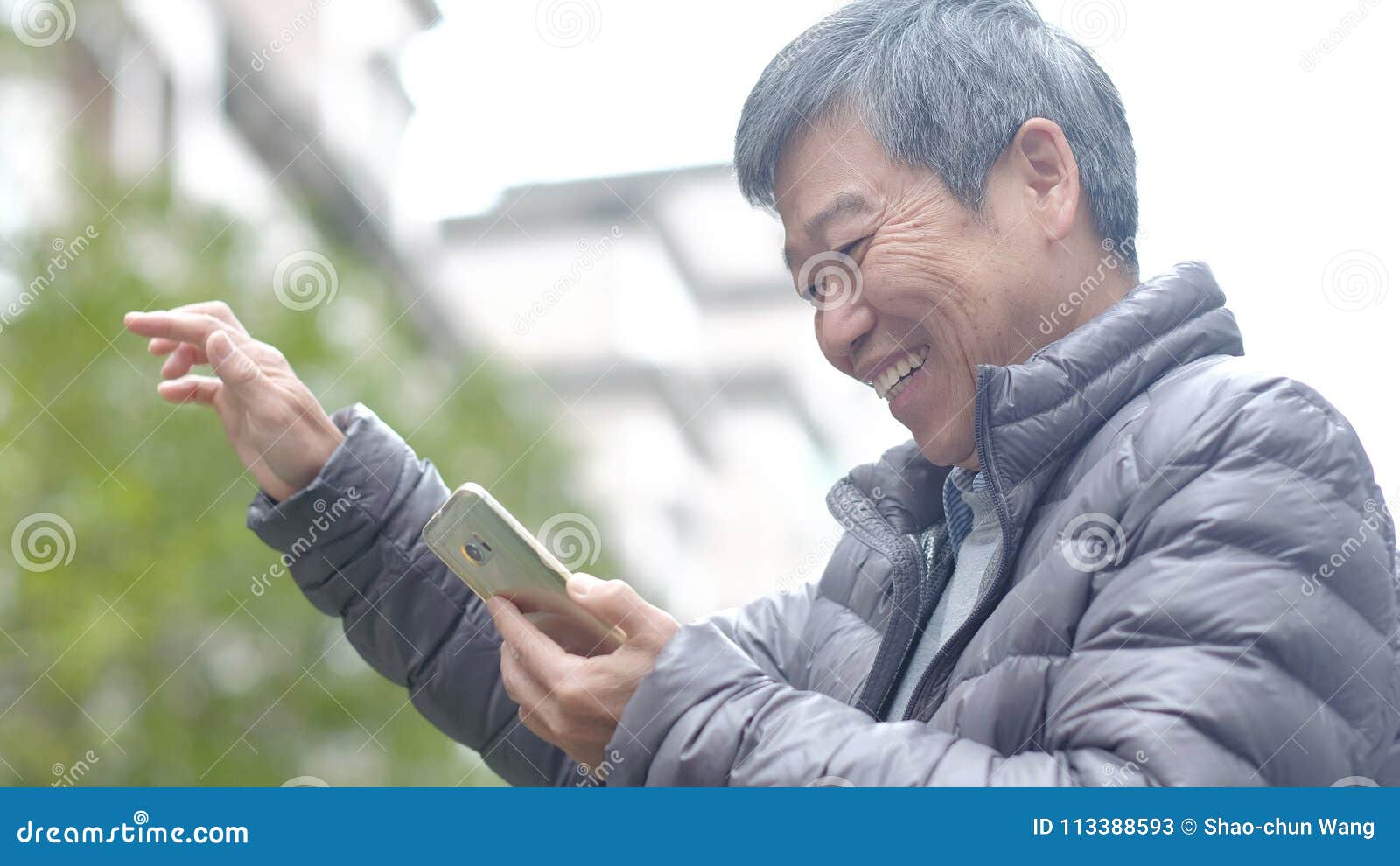 Old man use phone happily stock image. Image of senior - 113388593