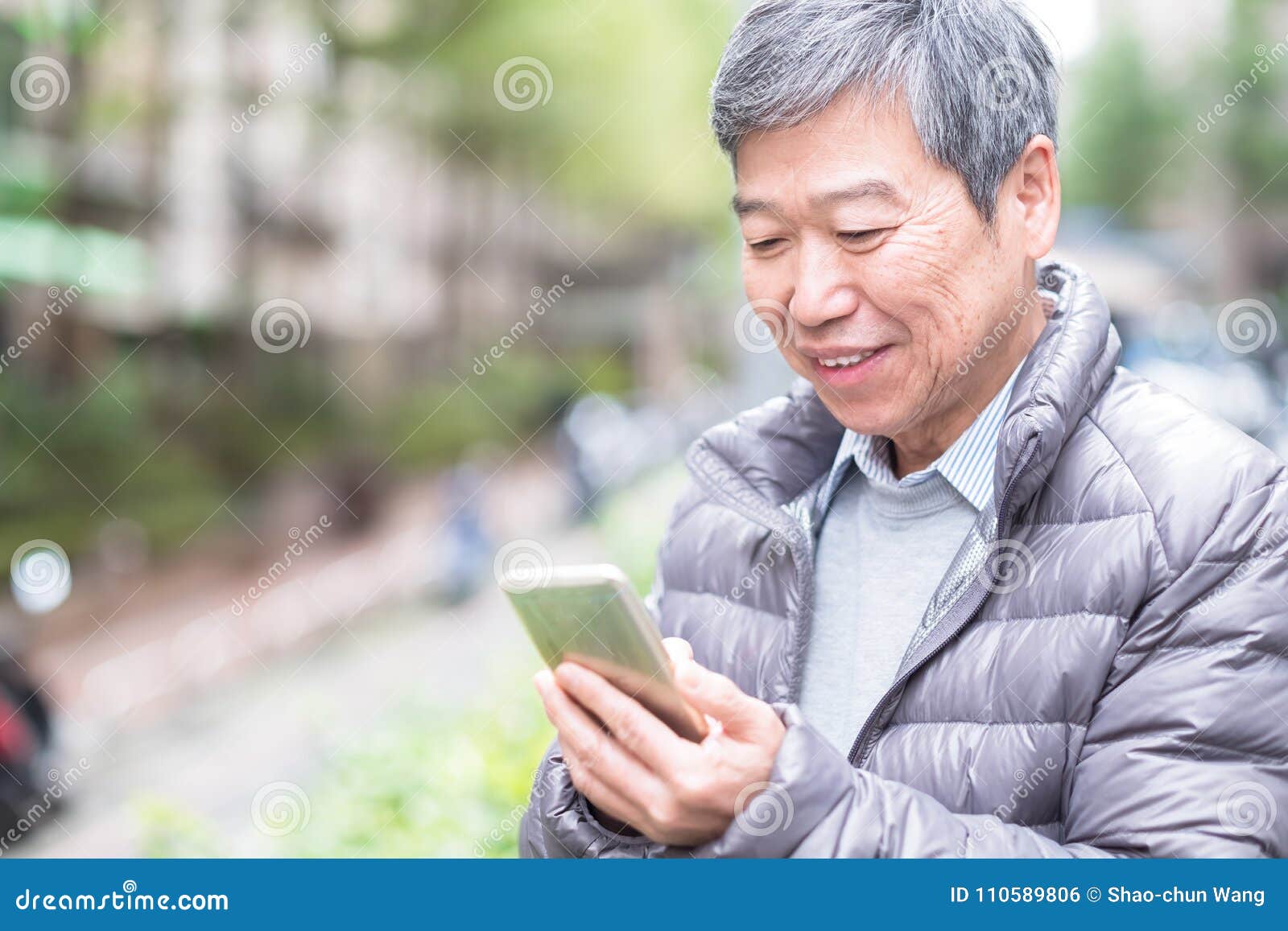 Old man use phone stock photo. Image of smartphone, green - 110589806