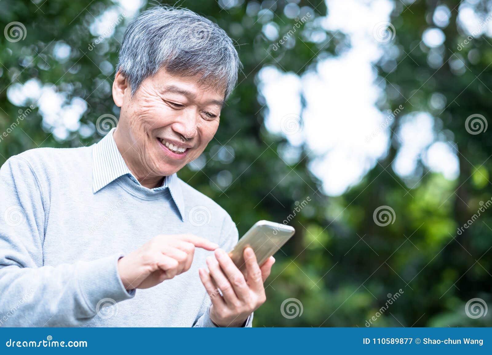 Old man use phone stock image. Image of senior, call - 110589877