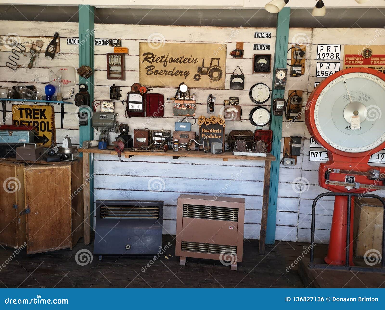 Old Mechanic Garage editorial photo. Image of mechanic - 136827136