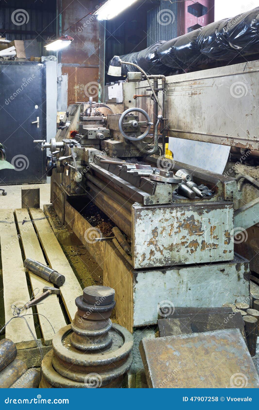 Old metal lathe machine stock photo. Image of maintenance - 47907258