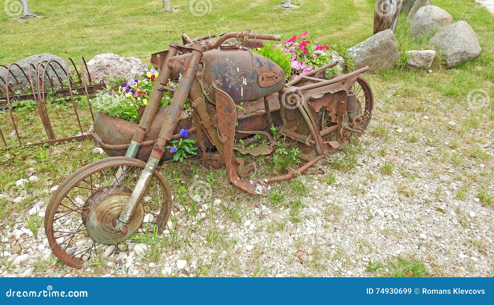 Old metal rusty bike stock image. Image of iron, retro - 74930699