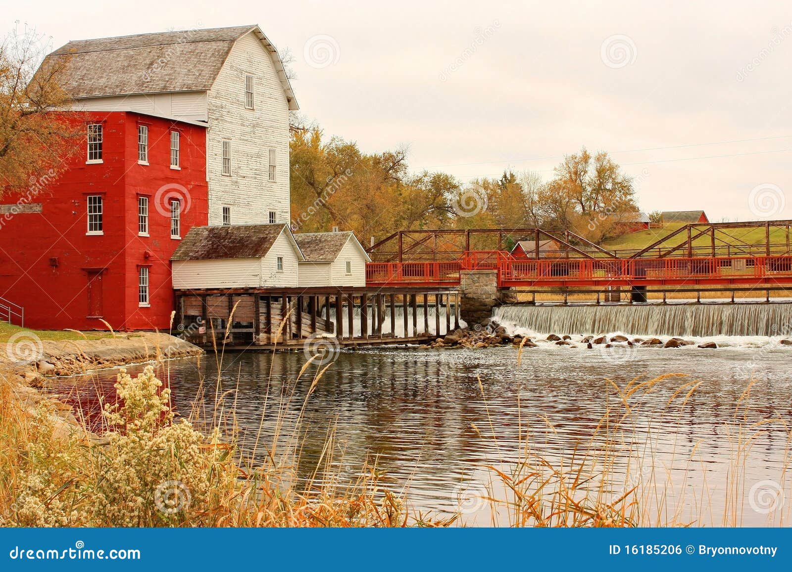 Red mill in Minnesota stock photo. Image of architecture - 16185206
