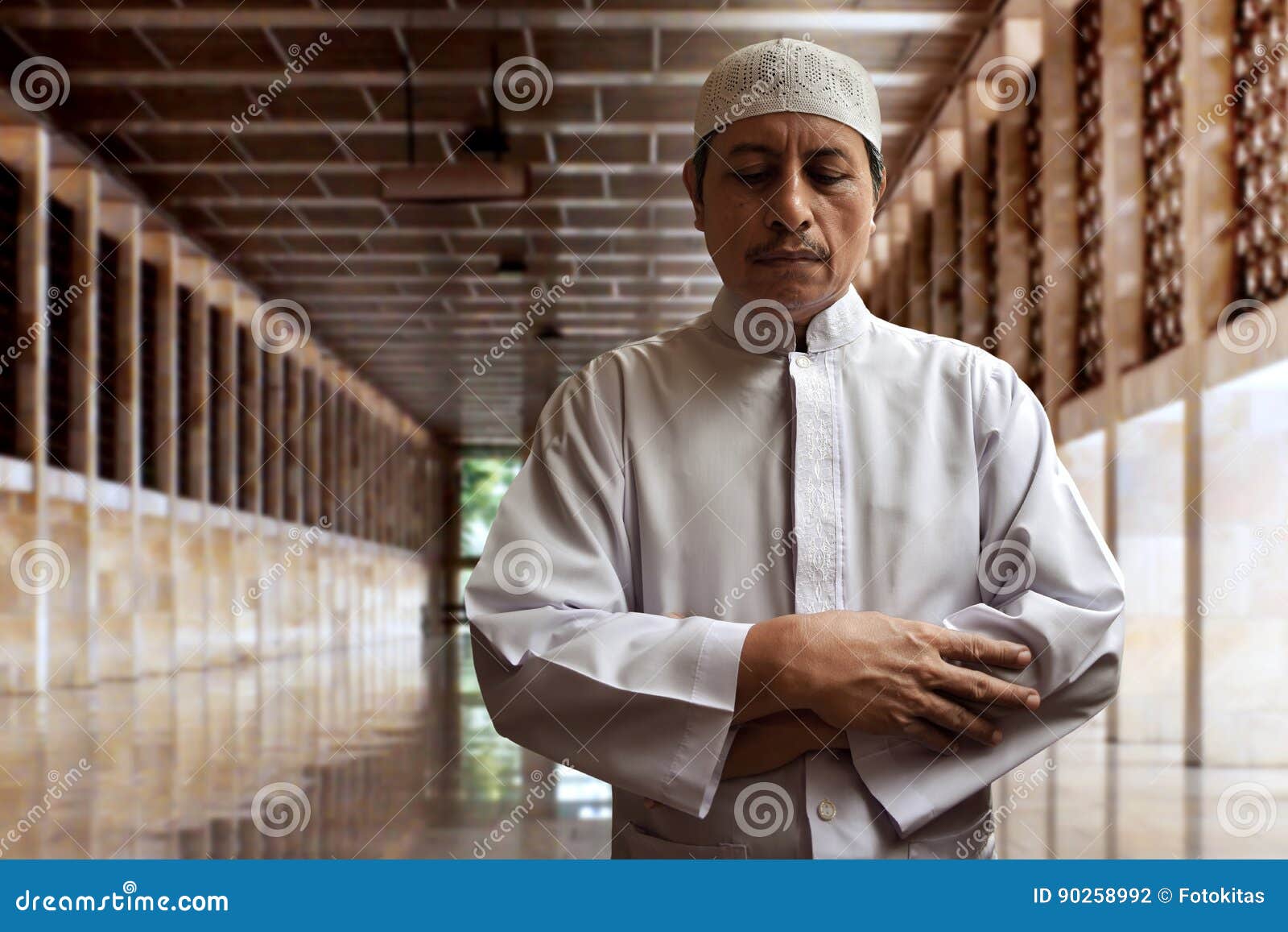 Old muslim man praying stock photo. Image of mubarak - 90258992