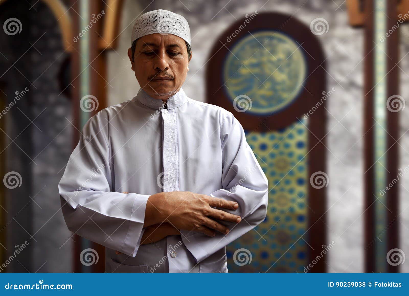 Old muslim man praying stock photo. Image of pray, devotion - 90259038
