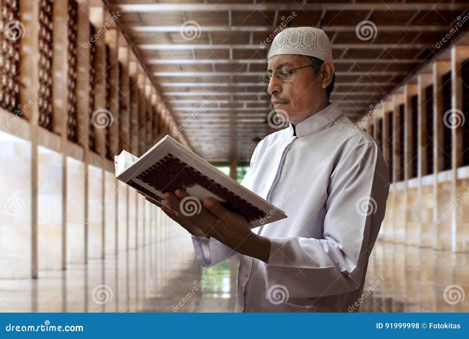 Old Muslim Man Reading Koran Stock Photo - Image of book, faith: 91999998