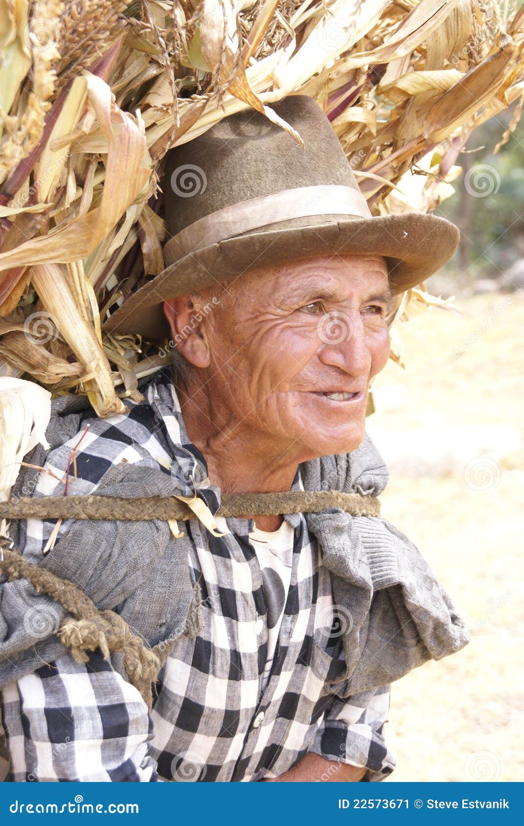 Old Peruvian man editorial photo. Image of isolated, fodder - 22573671
