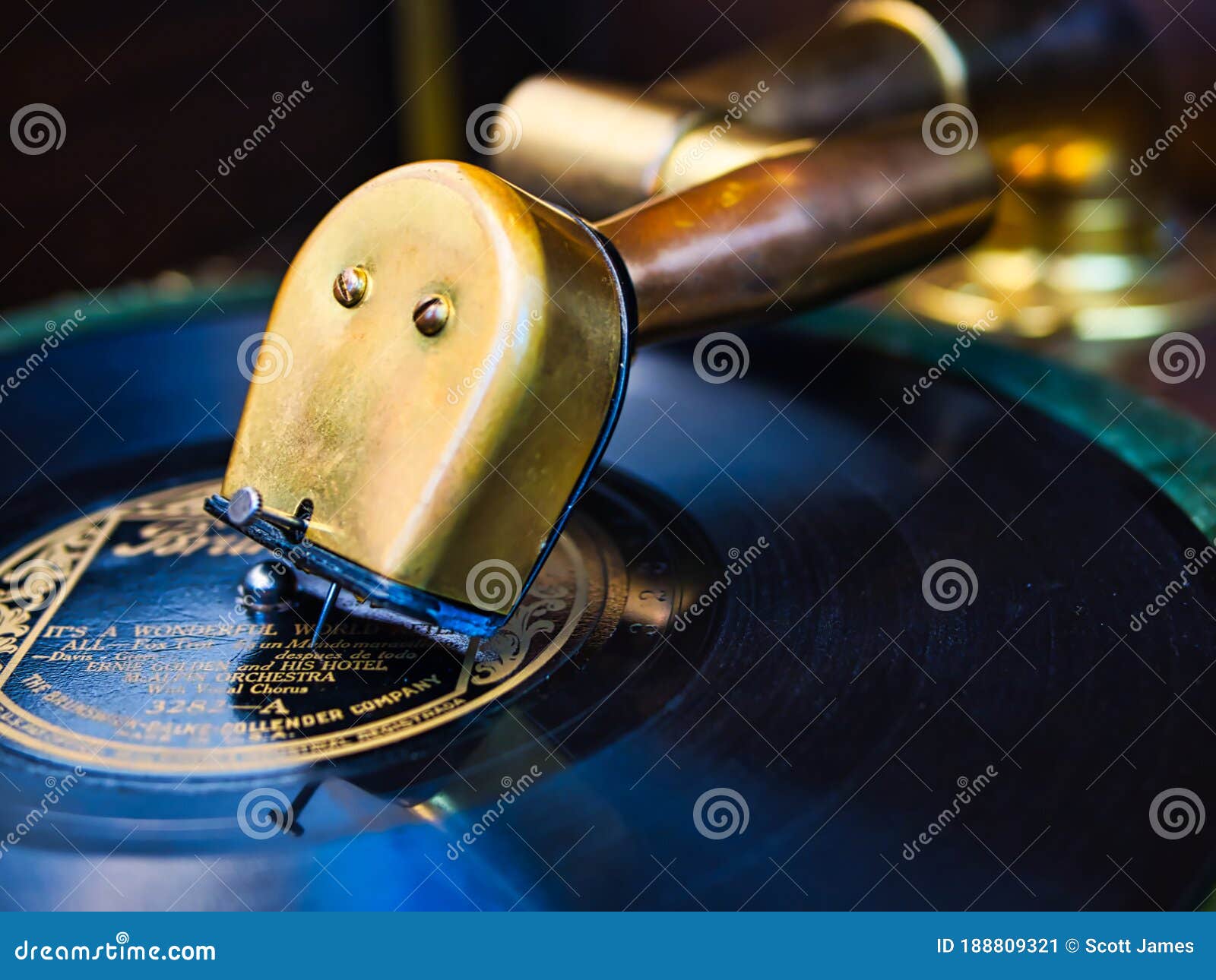 Old phonograph with record editorial photo. Image of player - 188809321