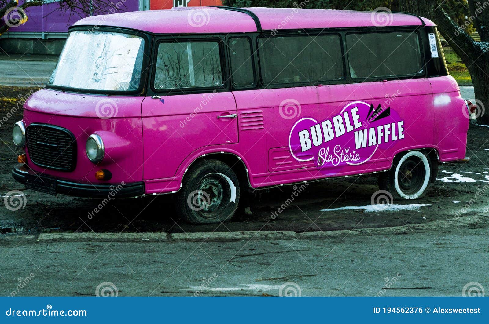 Old pink minibus editorial photo. Image of minibus, antique - 194562376