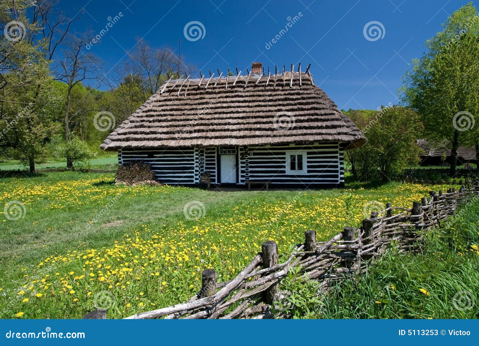Old Polish house stock image. Image of fence, cabin, straw - 5113253