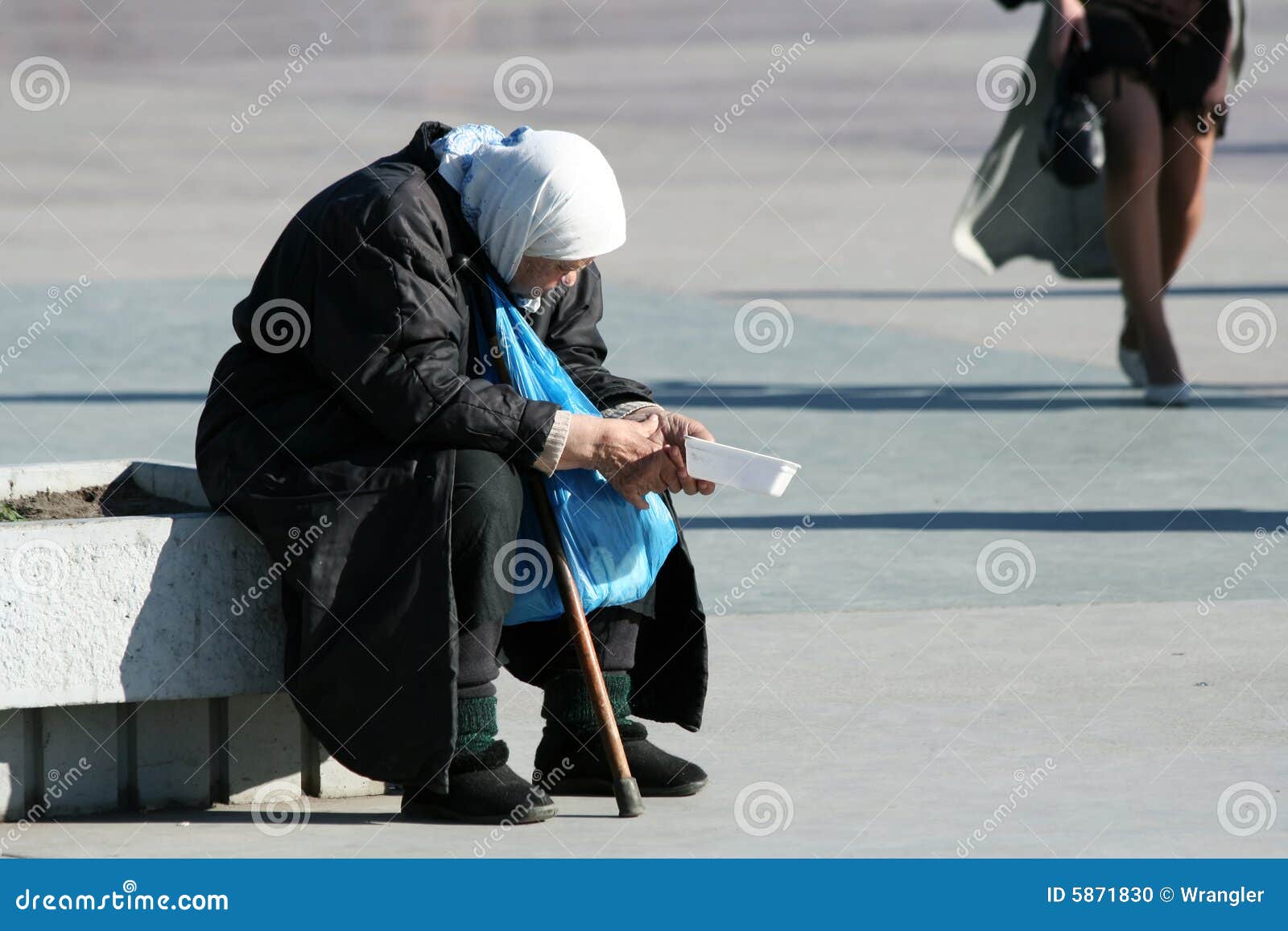 Old poor woman arkivfoto. Bild av sorgsenhet, livstid - 5871830