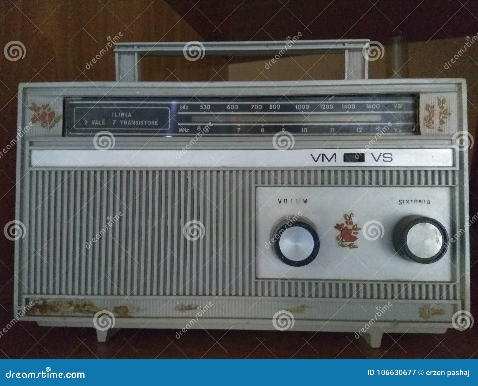 Old radio editorial photography. Image of view, radio - 106630677