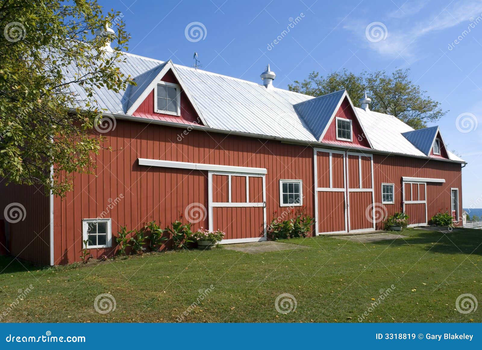 The Old Red Barn stock image. Image of green, pristine - 3318819