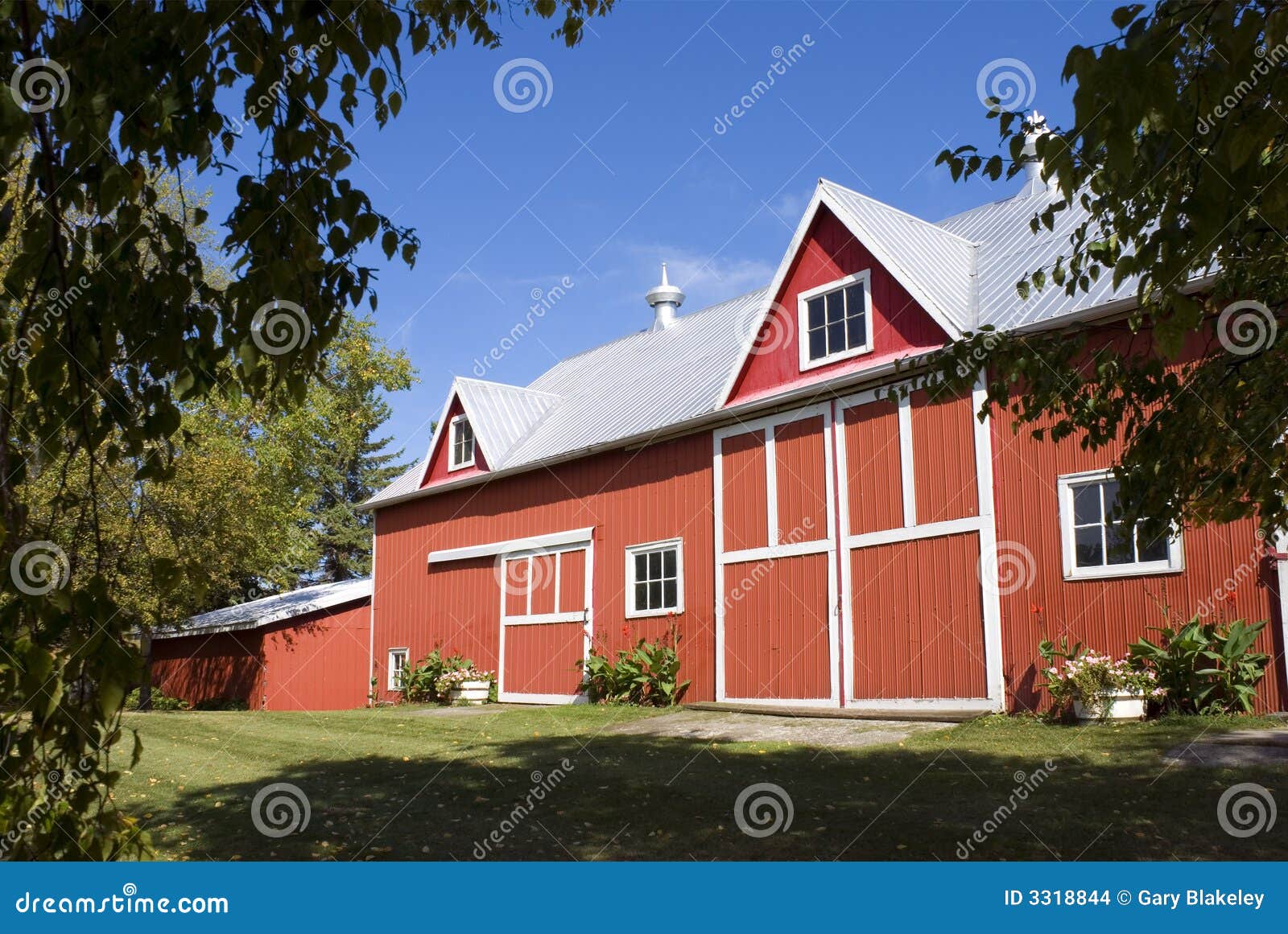 The Old Red Barn stock photo. Image of rural, green, paint - 3318844
