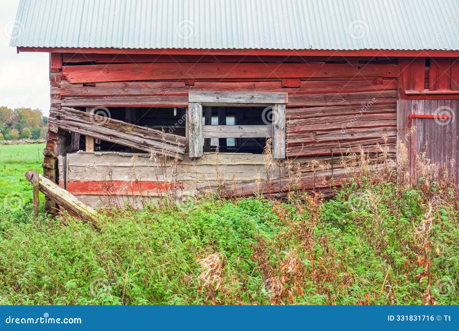 Old Red Barn in Bad Condition in the Countryside Stock Photo - Image of ...