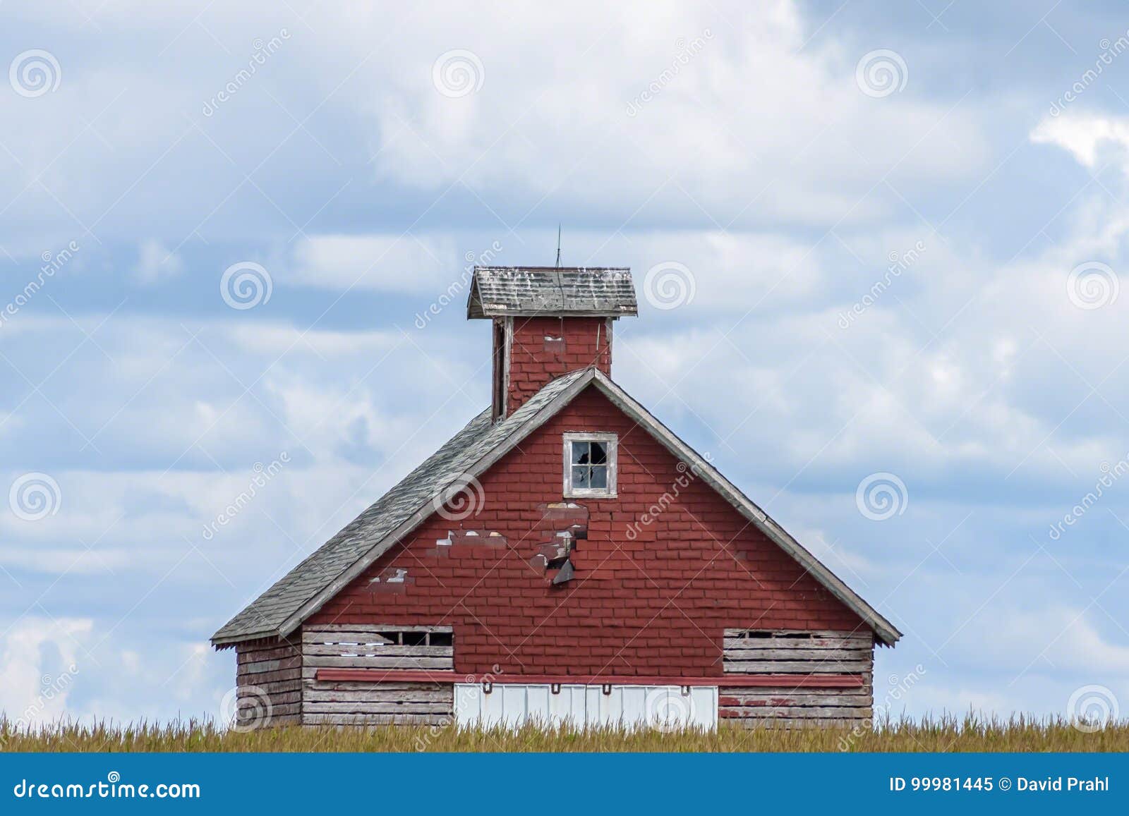 Old red barn in Iowa stock image. Image of landscape - 99981445