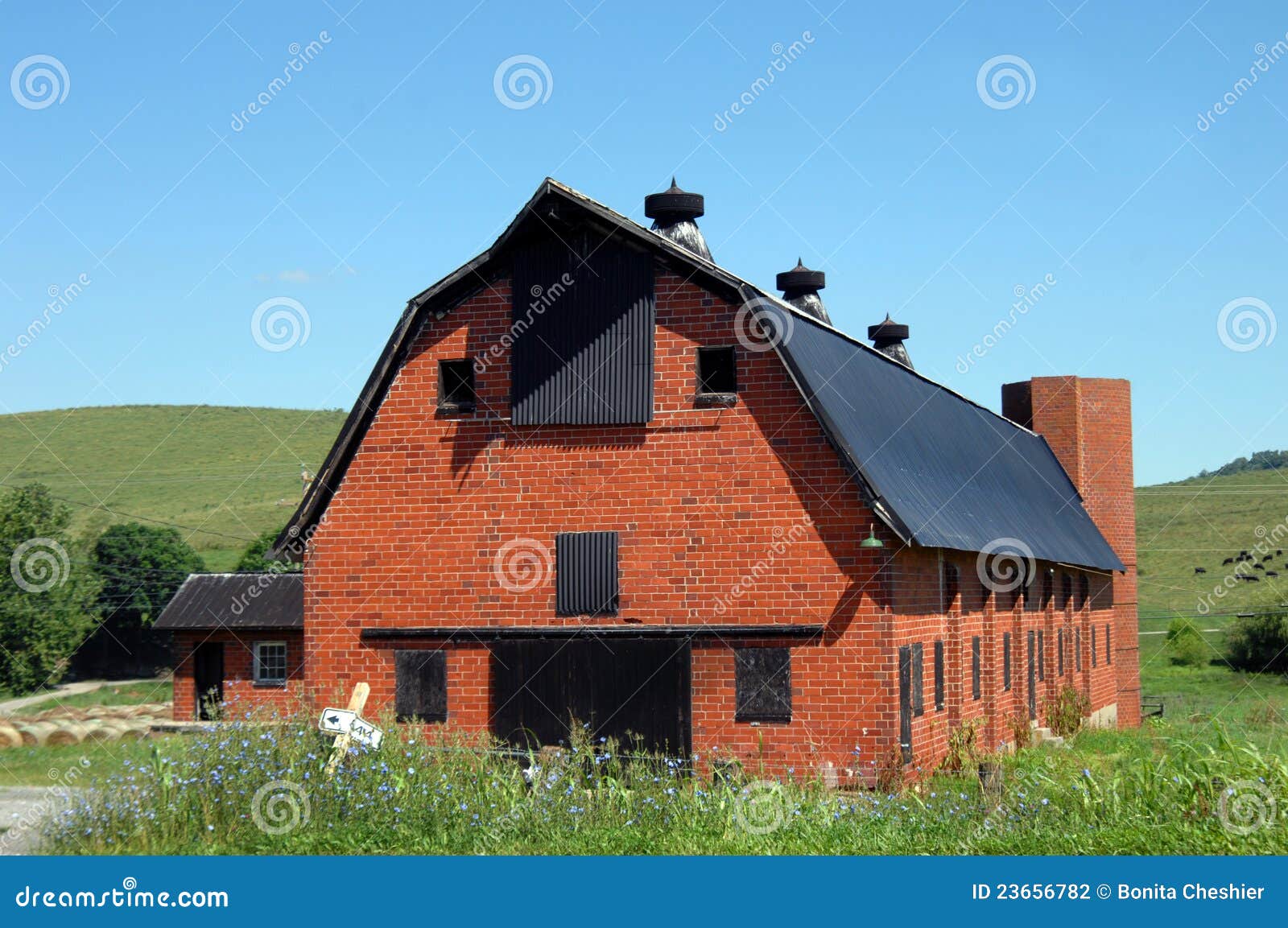 Old Red Brick Barn stock photo. Image of farm, rural - 23656782