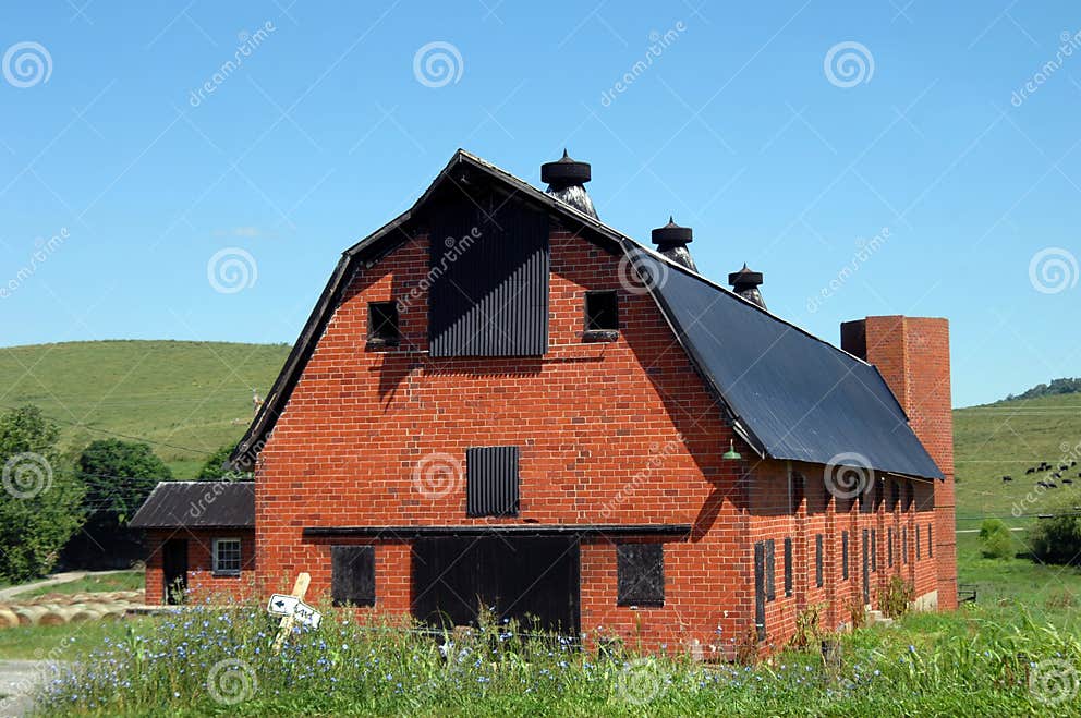 Old Red Brick Barn stock photo. Image of farm, rural - 23656782