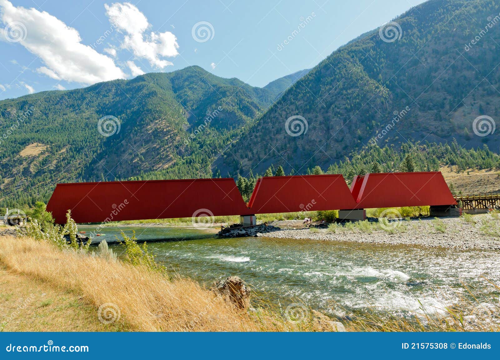 Old Red Covered Bridge stock photo. Image of covered - 21575308