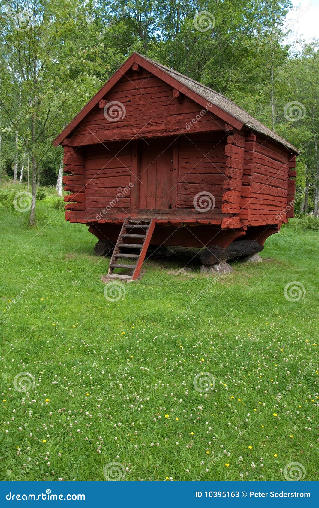 Old Red Log House stock image. Image of cabin, grass - 10395163
