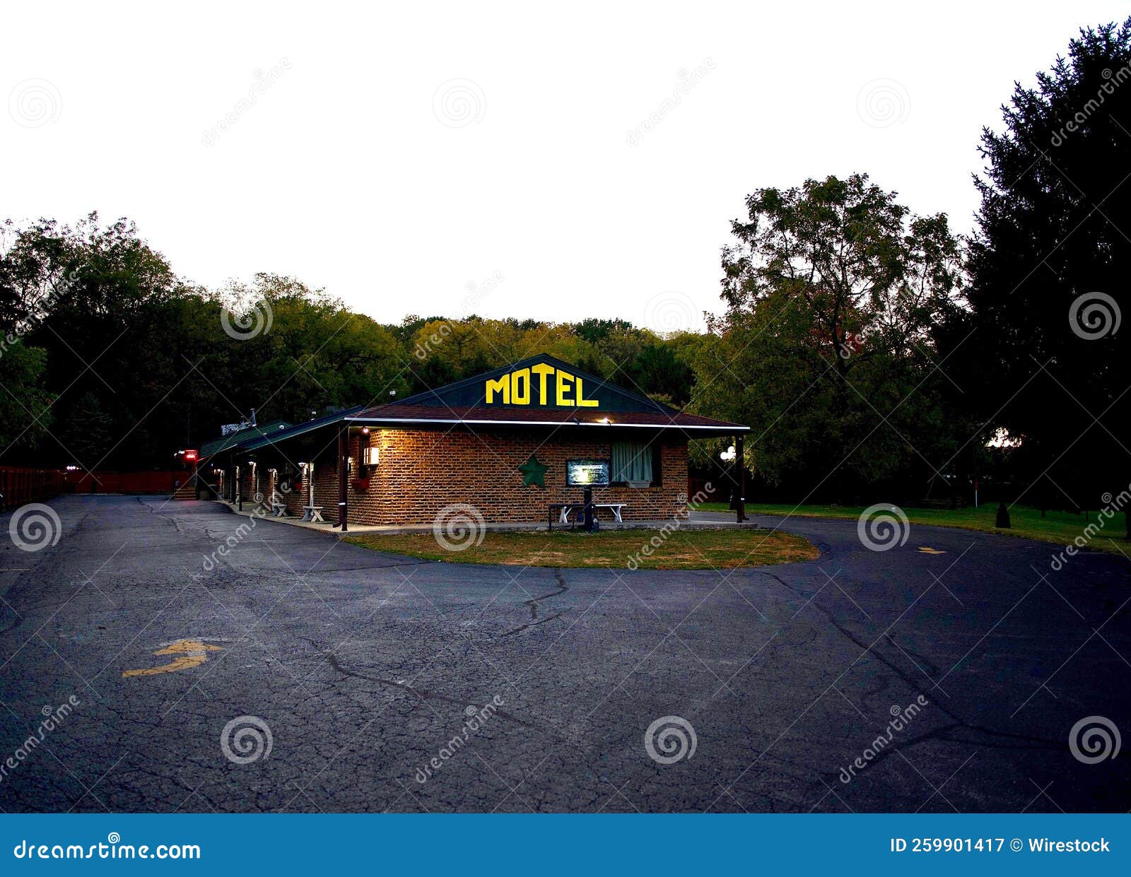 Old Roadside Motel in Rural Illinois Editorial Photography - Image of ...