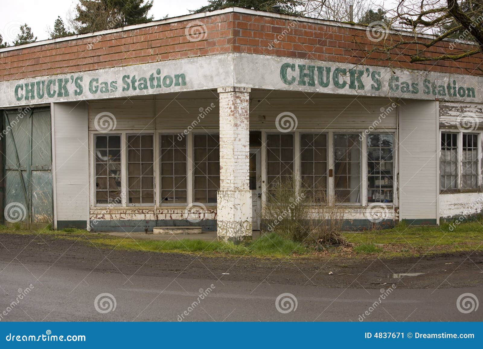 Old rural gas station stock image. Image of store, architecture - 4837671