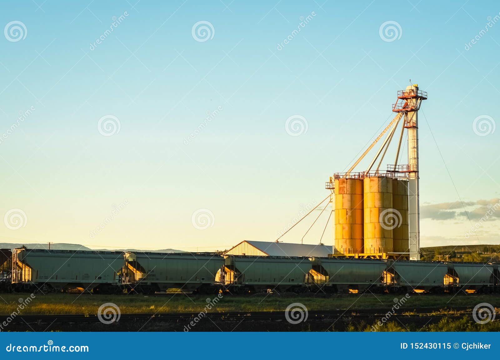 Old Rural Grain Elevator Loading Train Stock Image - Image of ...