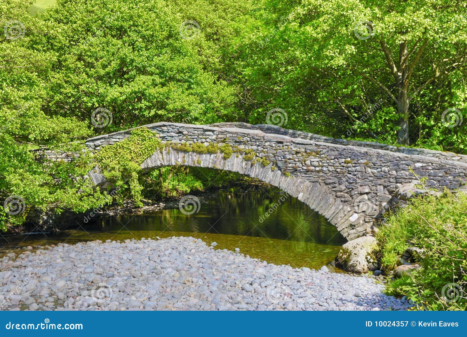 Old rural stone bridge stock image. Image of arch, bridge - 10024357