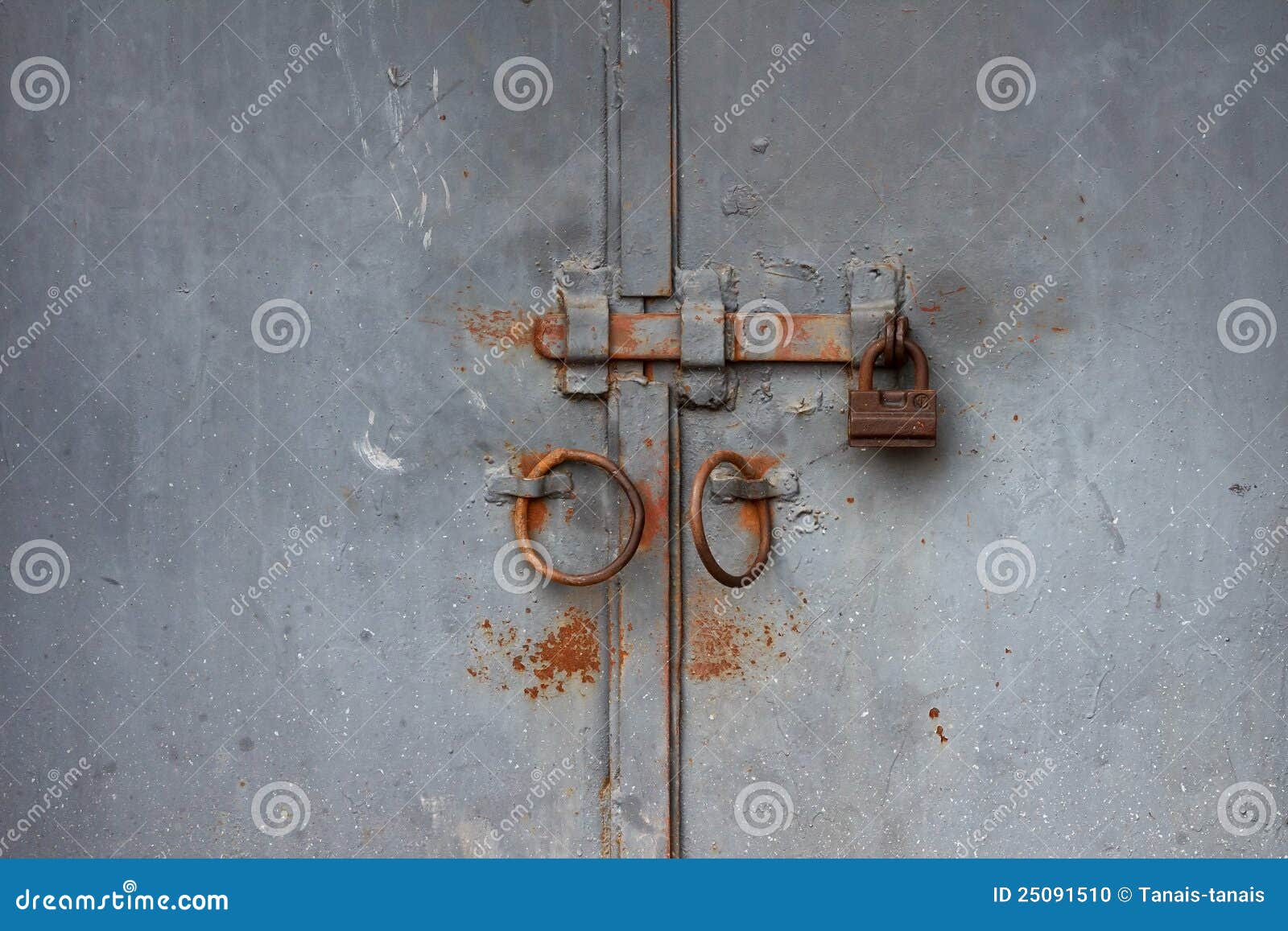 Rusted Gate Lock Royalty-Free Stock Photo | CartoonDealer.com #28524117