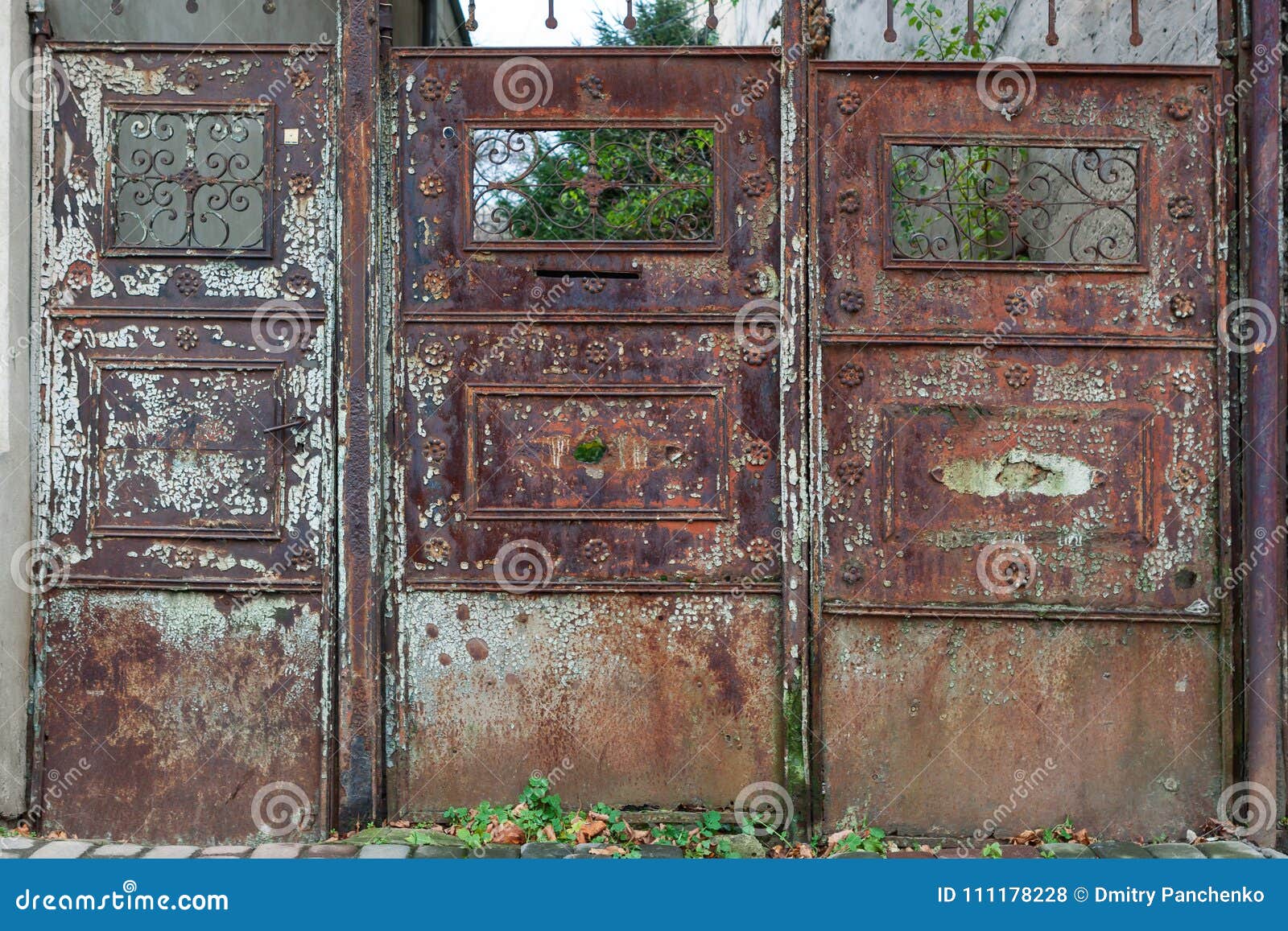 Rusted Gate Lock Royalty-Free Stock Photo | CartoonDealer.com #28524117