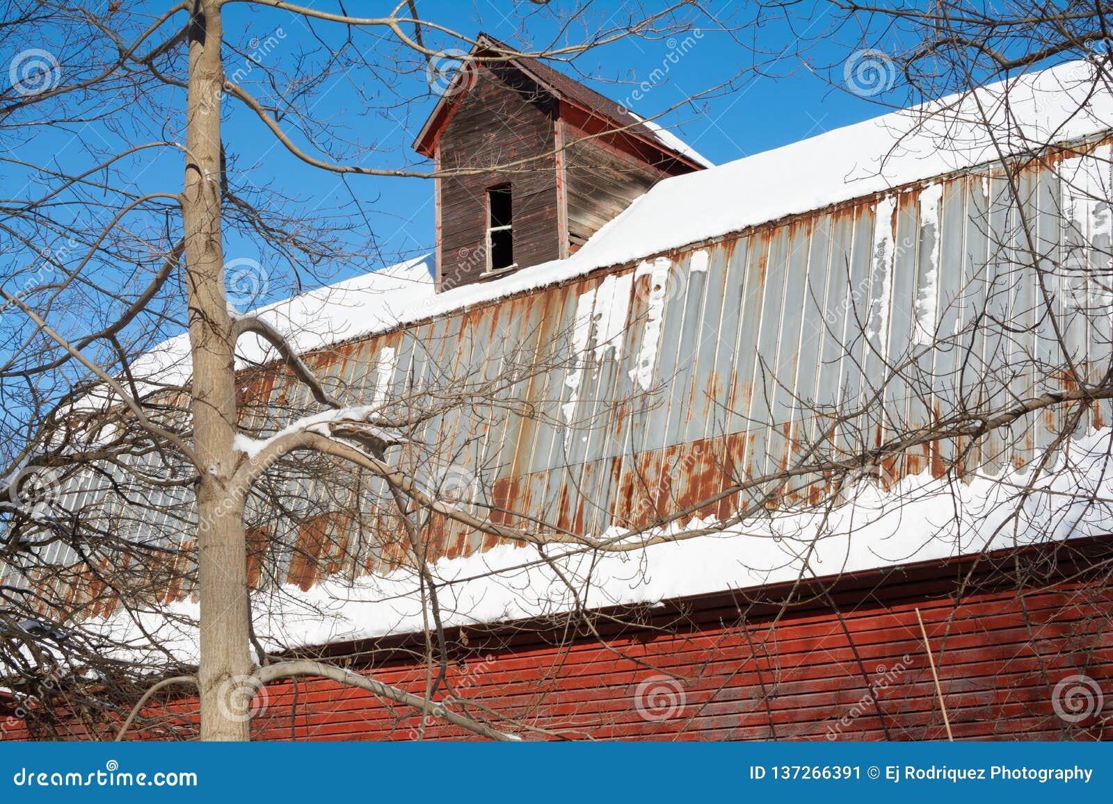 Old rustic barn in Winter stock image. Image of light - 137266391
