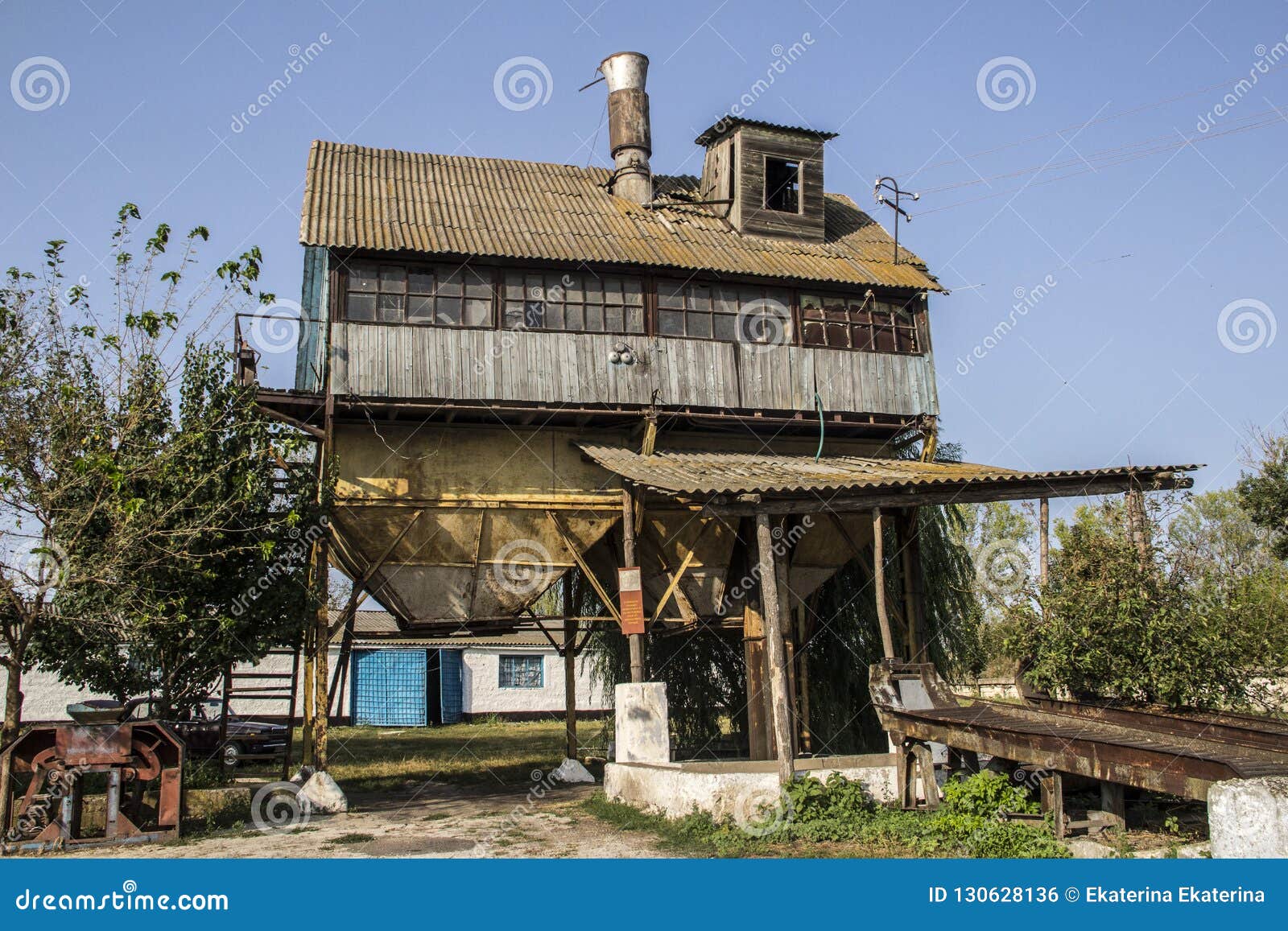 Old Rustic Grain Elevator for Grinding Editorial Photo - Image of ...