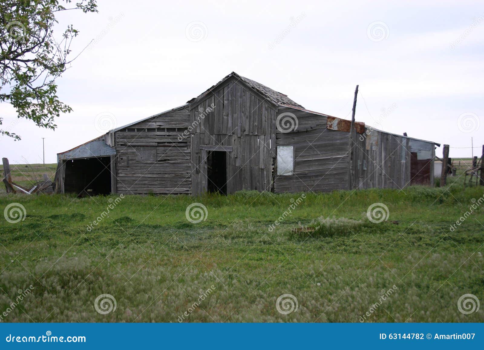 Old Rustic Wooden Barn in Field Stock Photo - Image of nostalgic, barn ...