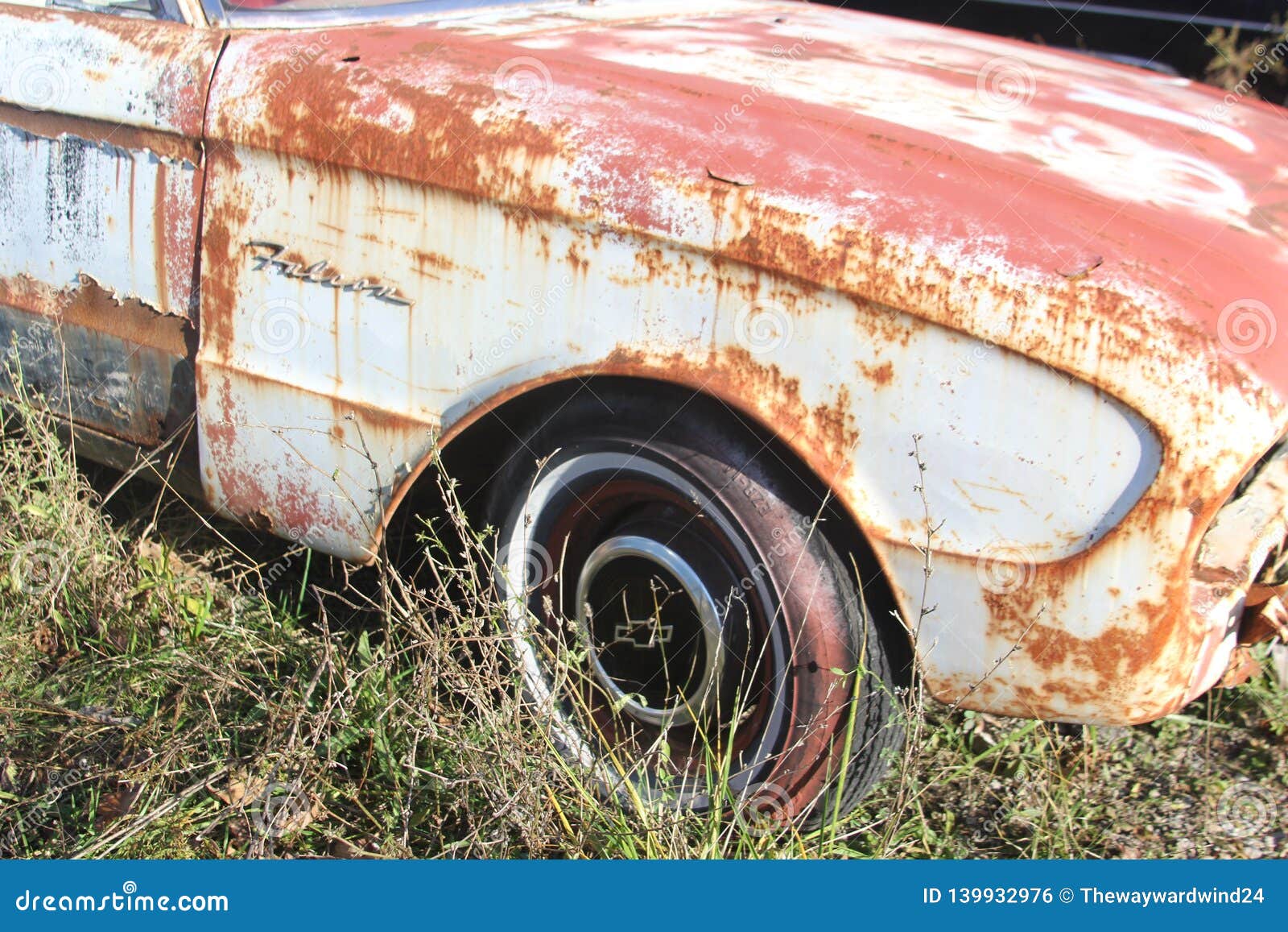 Old rusting car editorial photo. Image of collectively - 139932976