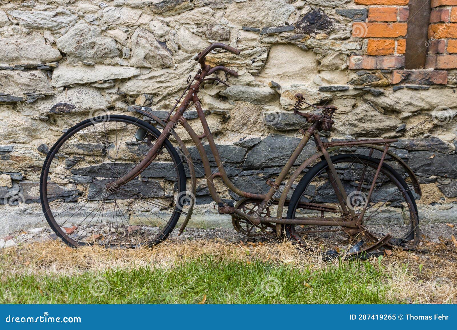 Old rusty bicycle stock image. Image of wall, rusty - 287419265