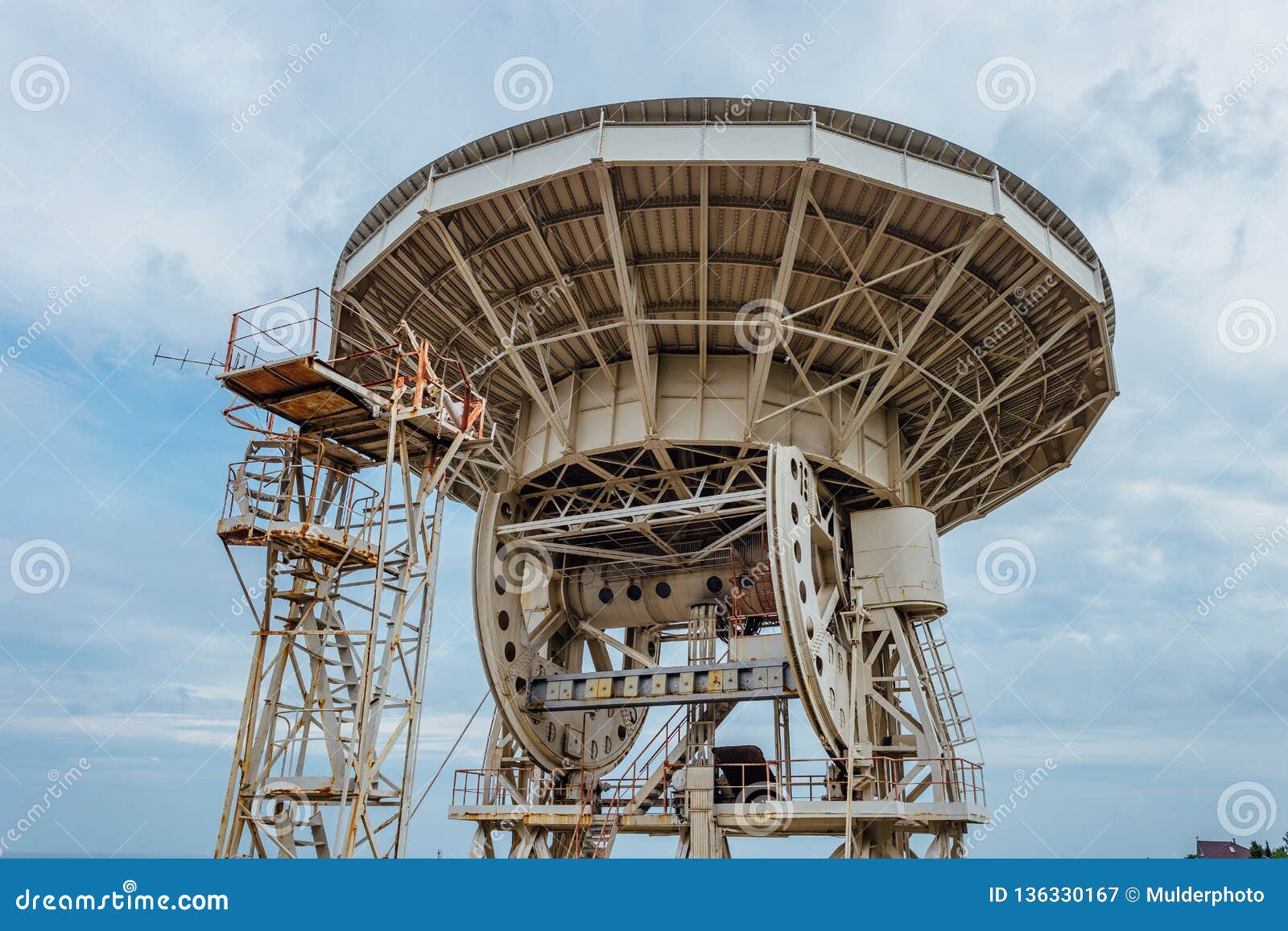 Old Rusty Abandoned Radio Telescope Satellite Dish Stock Image - Image ...