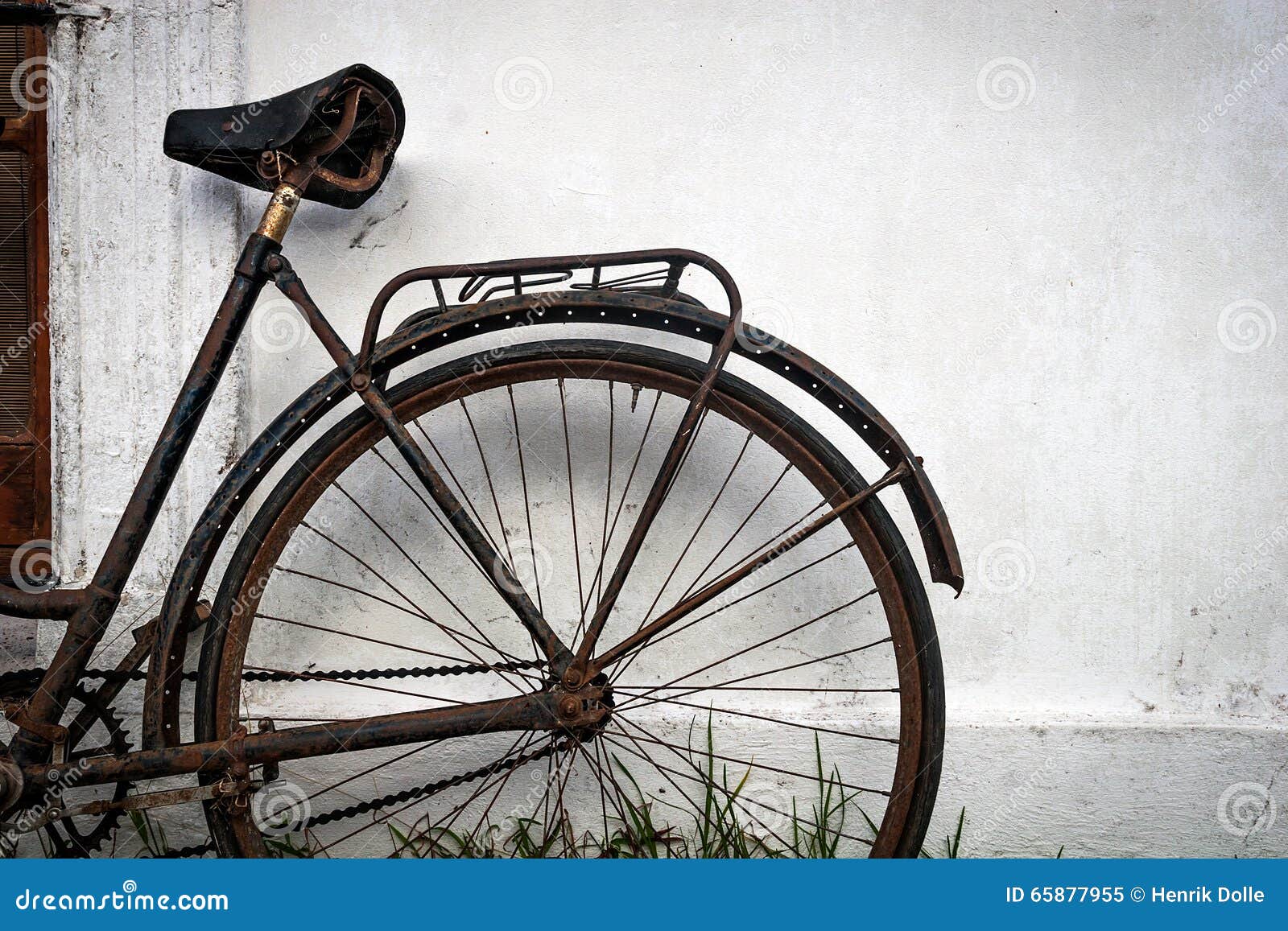 Old Rusty Bicycle stock image. Image of wall, forgotten - 65877955