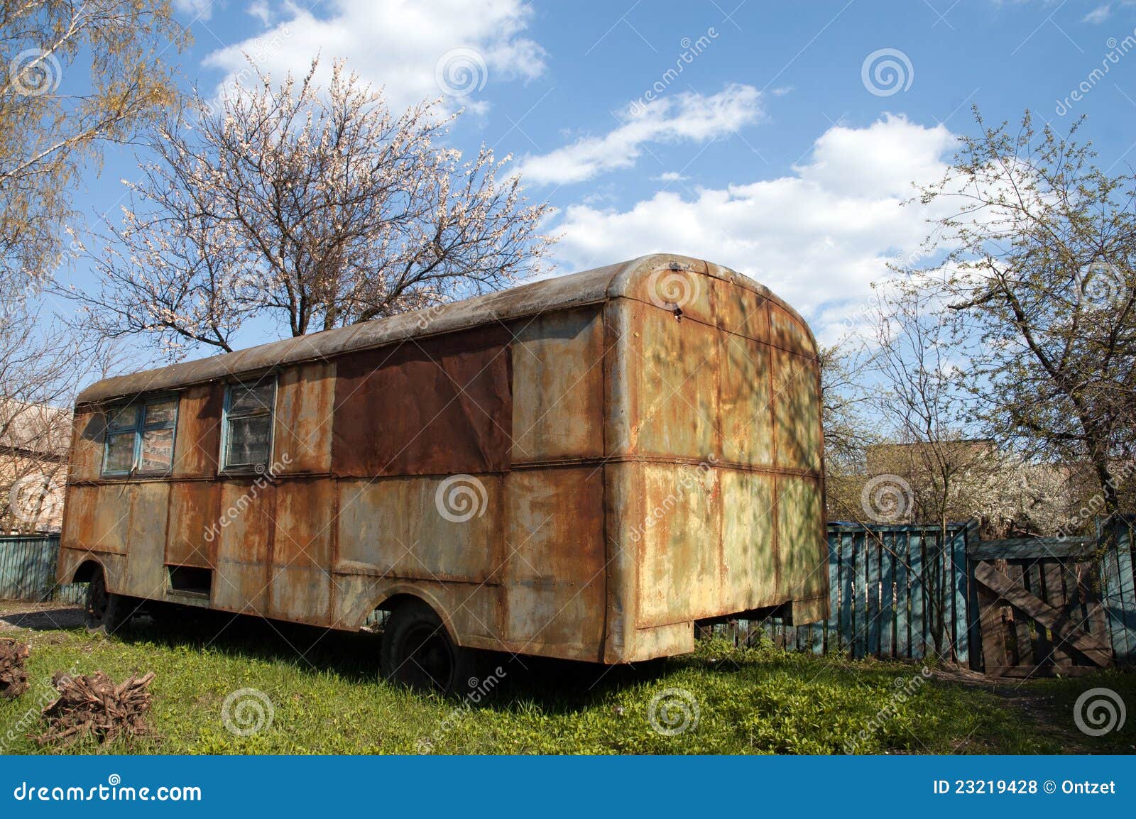 Old Rusty Bus in the Garden Stock Photo - Image of broken, fence: 23219428