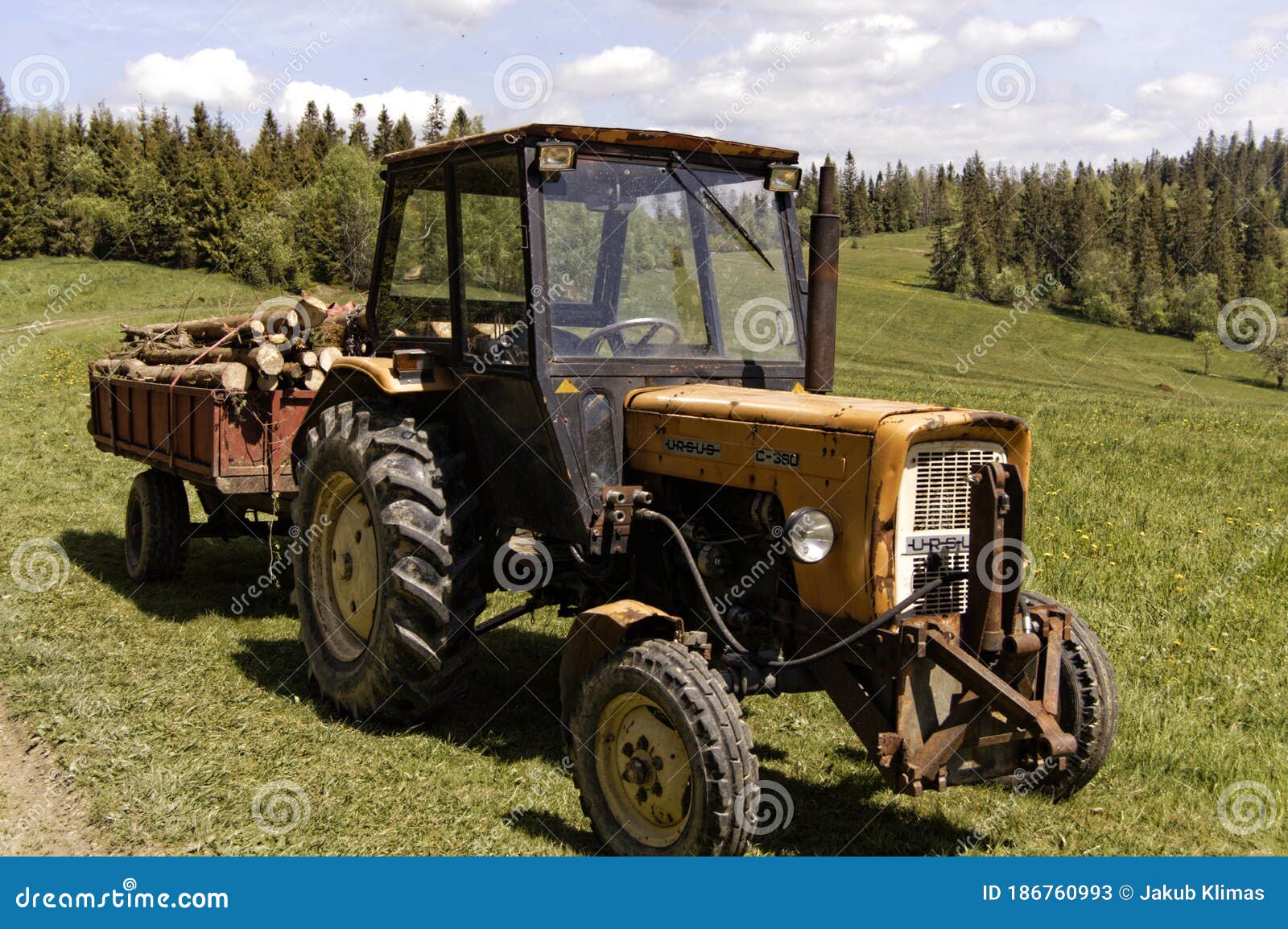 Old rusty farm tractor editorial stock photo. Image of blue - 186760993