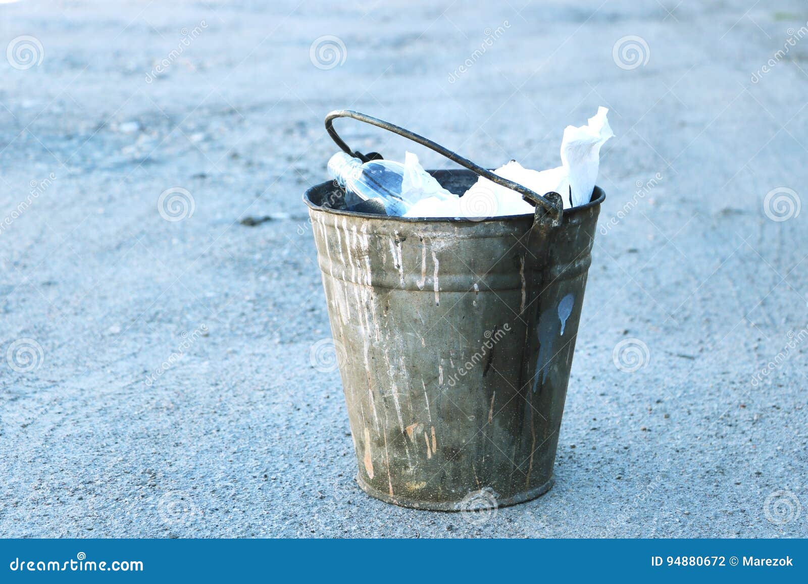 Old rusty full trash bin stock photo. Image of metallic - 94880672