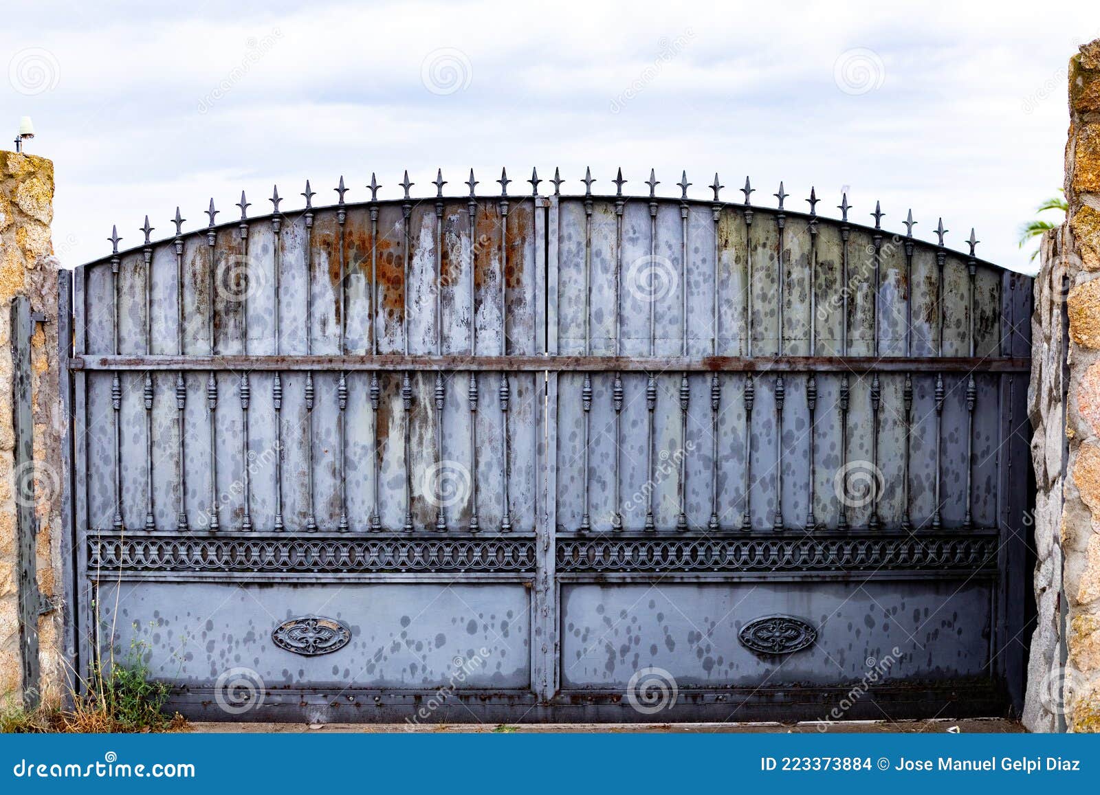 Rusty Gate Stock Photography | CartoonDealer.com #39396122