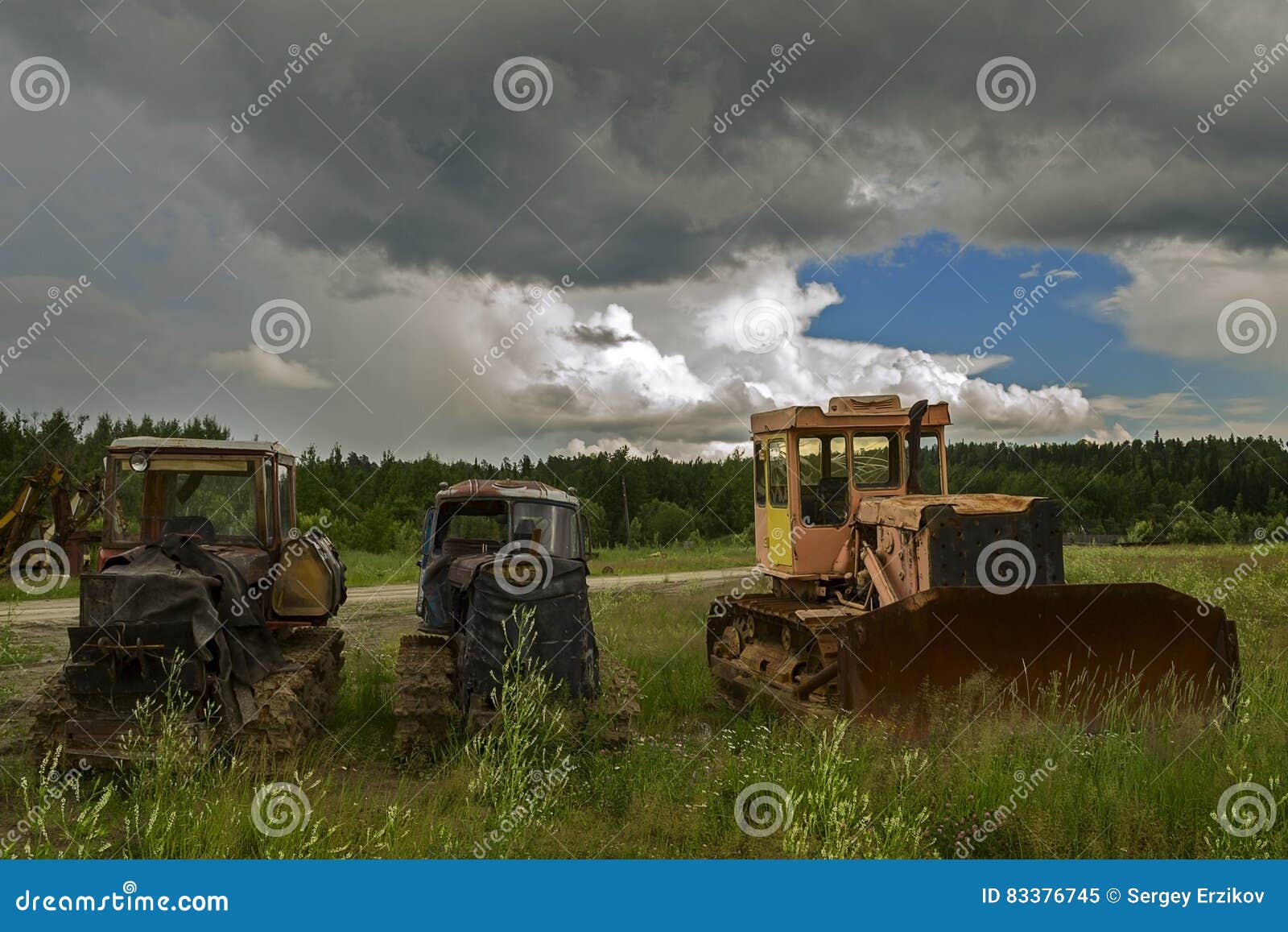 Old Rusty Tractors in a Field Stock Image - Image of wind, rusted: 83376745