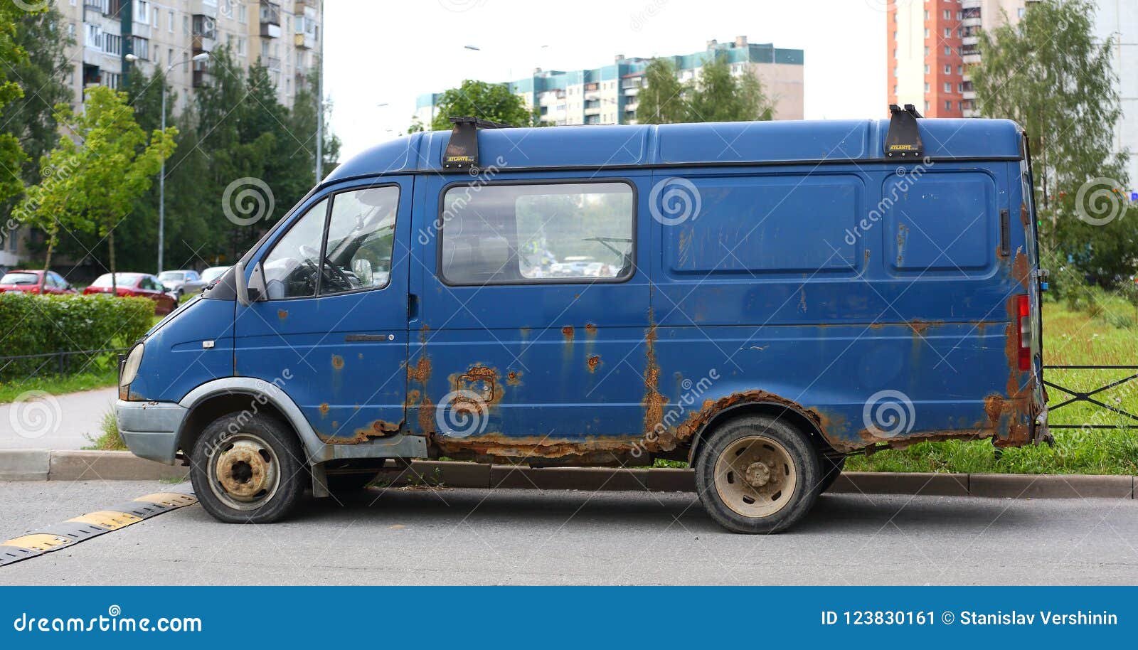 An old rusty van editorial photo. Image of scruffy, ancient - 123830161