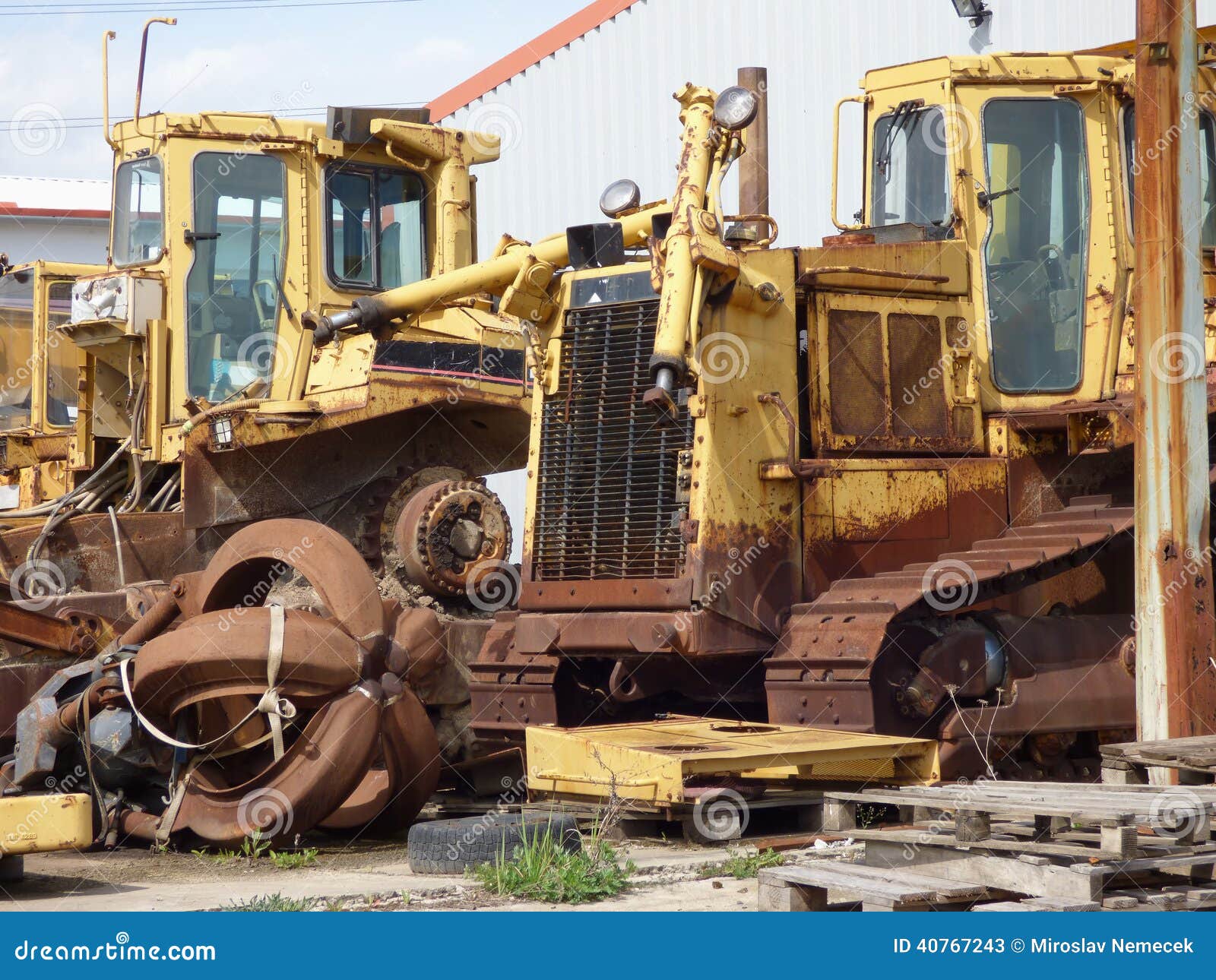 Old scrap bulldozer stock image. Image of reuse, damaged - 40767243