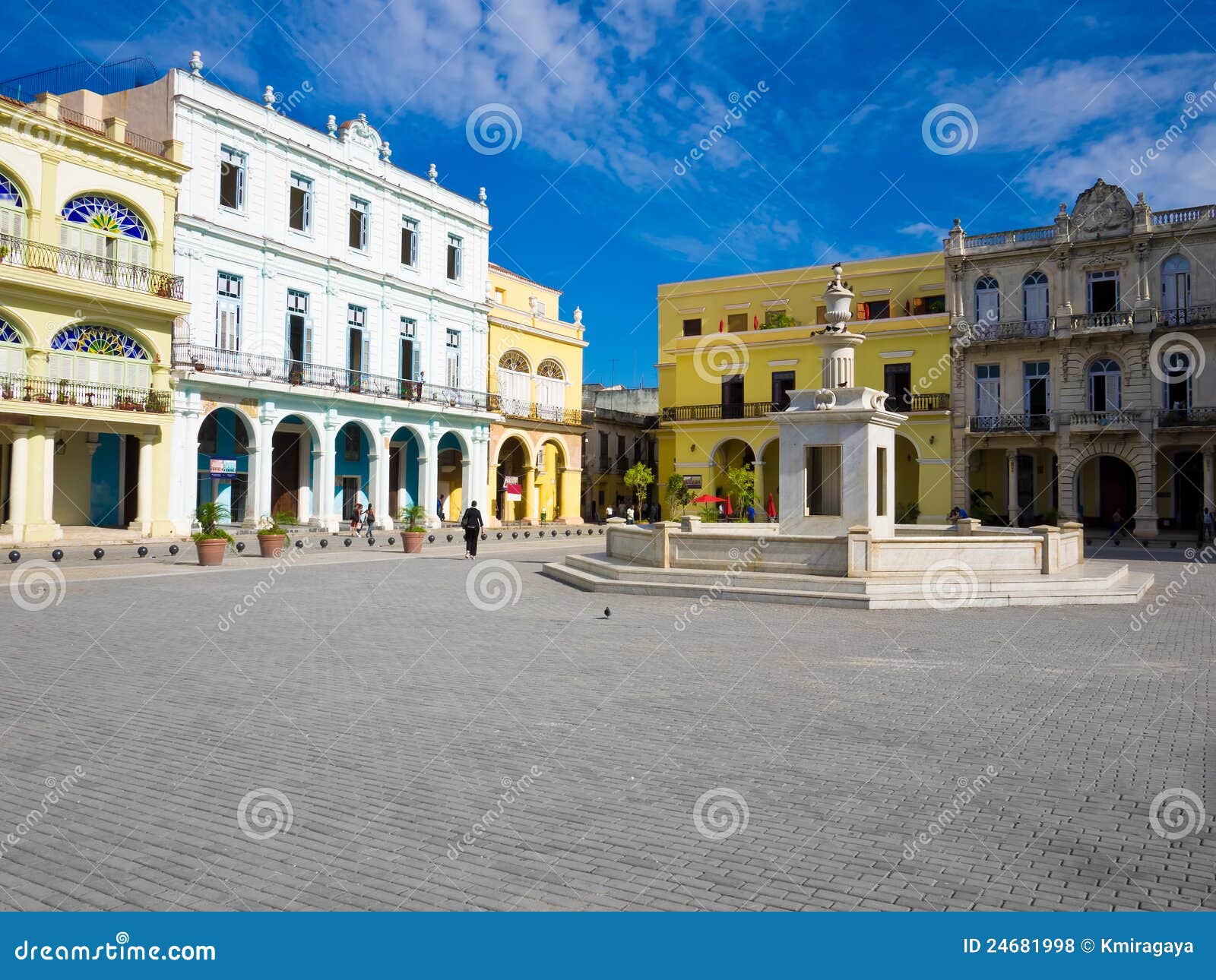 The Old Square in Havana, Cuba Editorial Stock Photo - Image of color ...