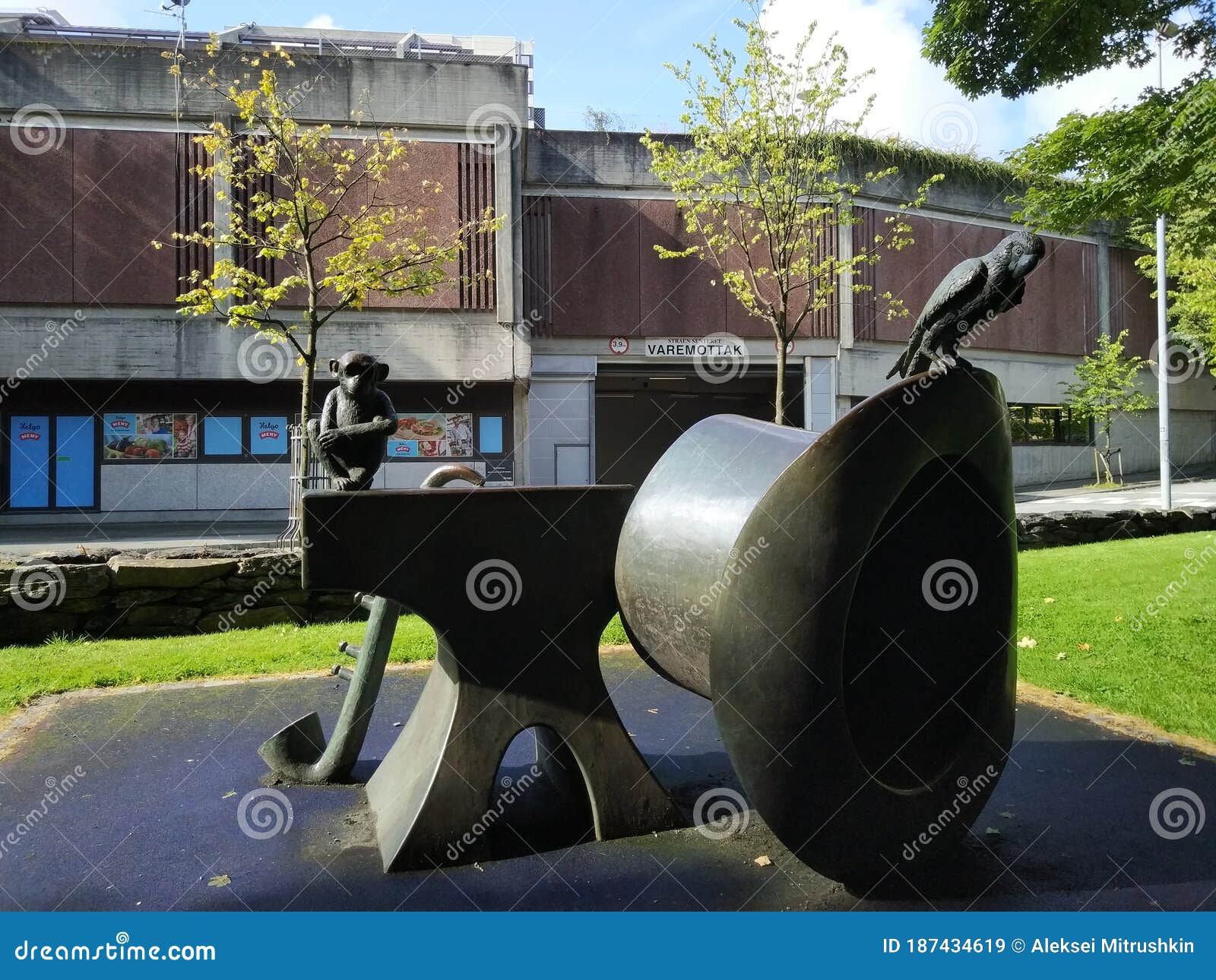 Old Stavanger. Monument with a Hat, a Parrot and a Monkey in Stavanger ...