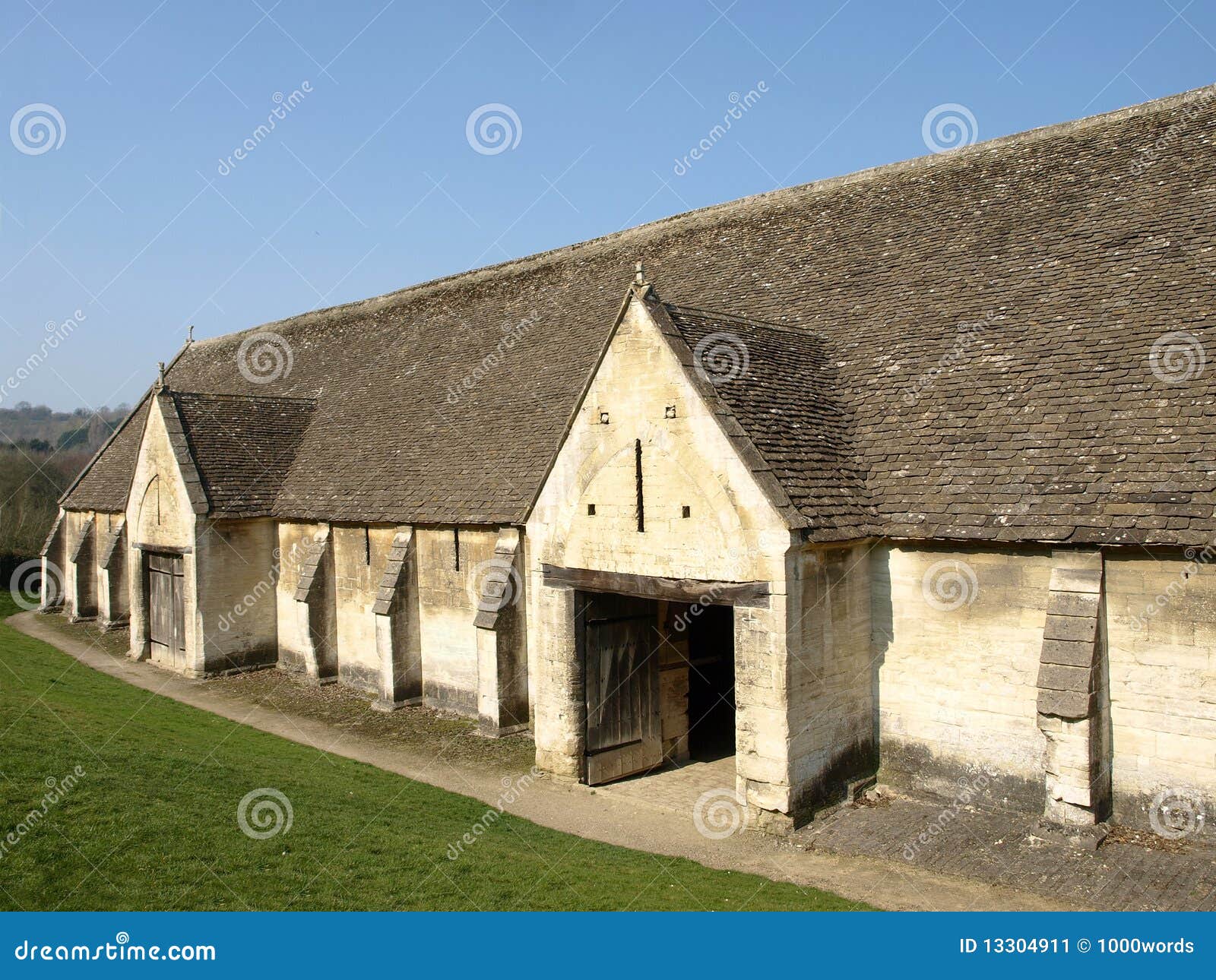 Old Stone Barn stock image. Image of farmland, door, english - 13304911
