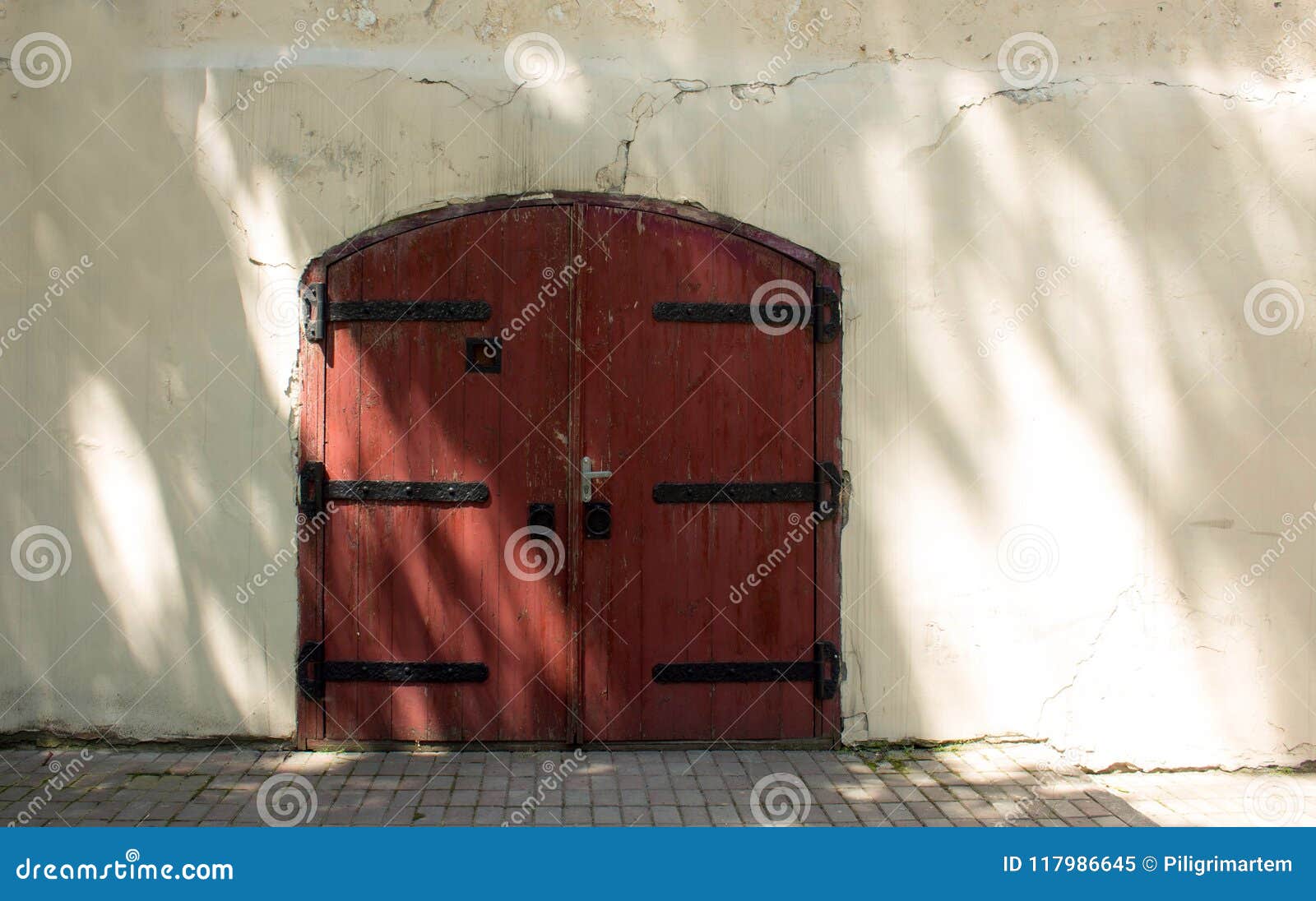 Old-style gate, vintage stock image. Image of house - 117986645