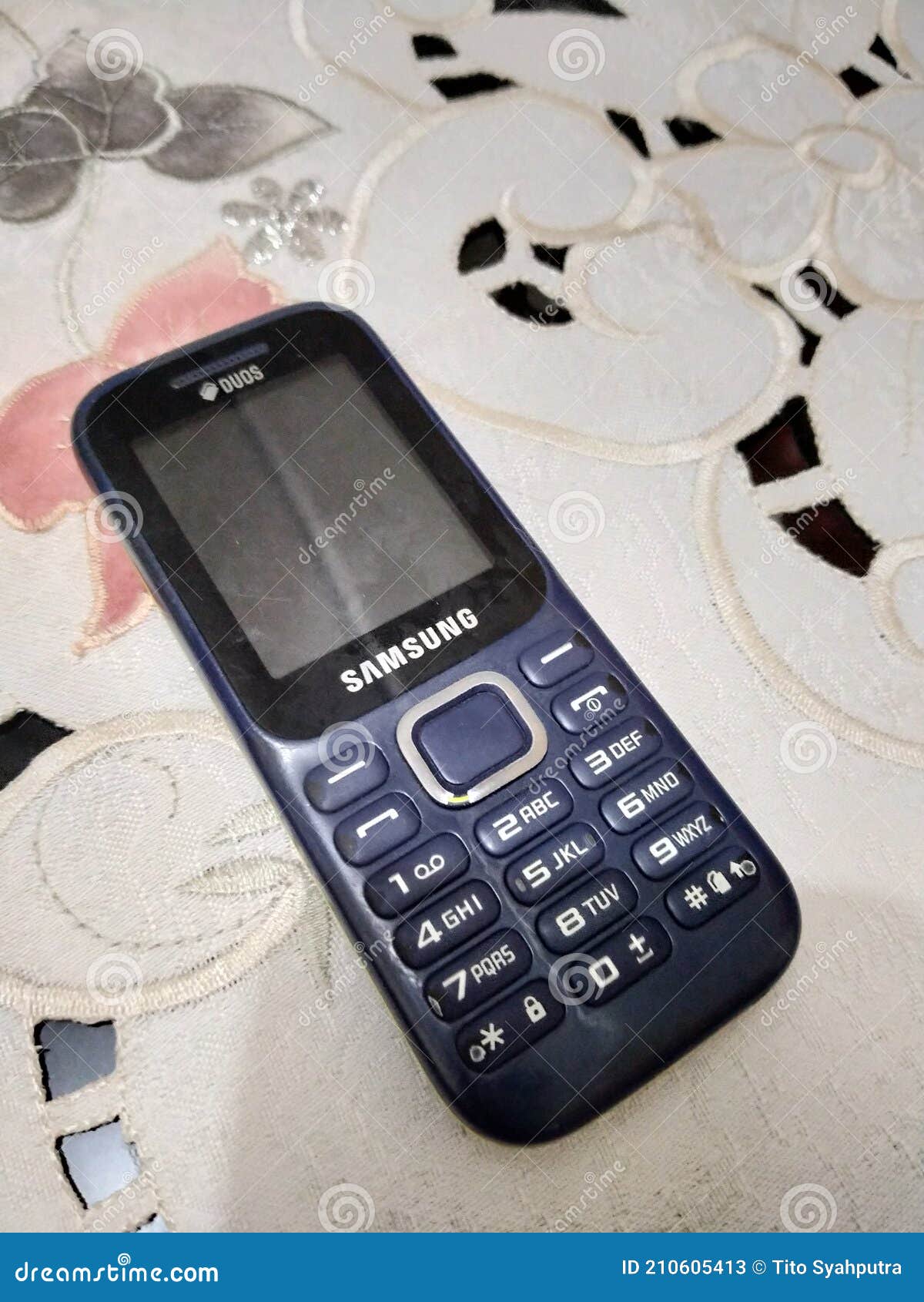 Old style samsung editorial stock photo. Image of laptop - 210605413