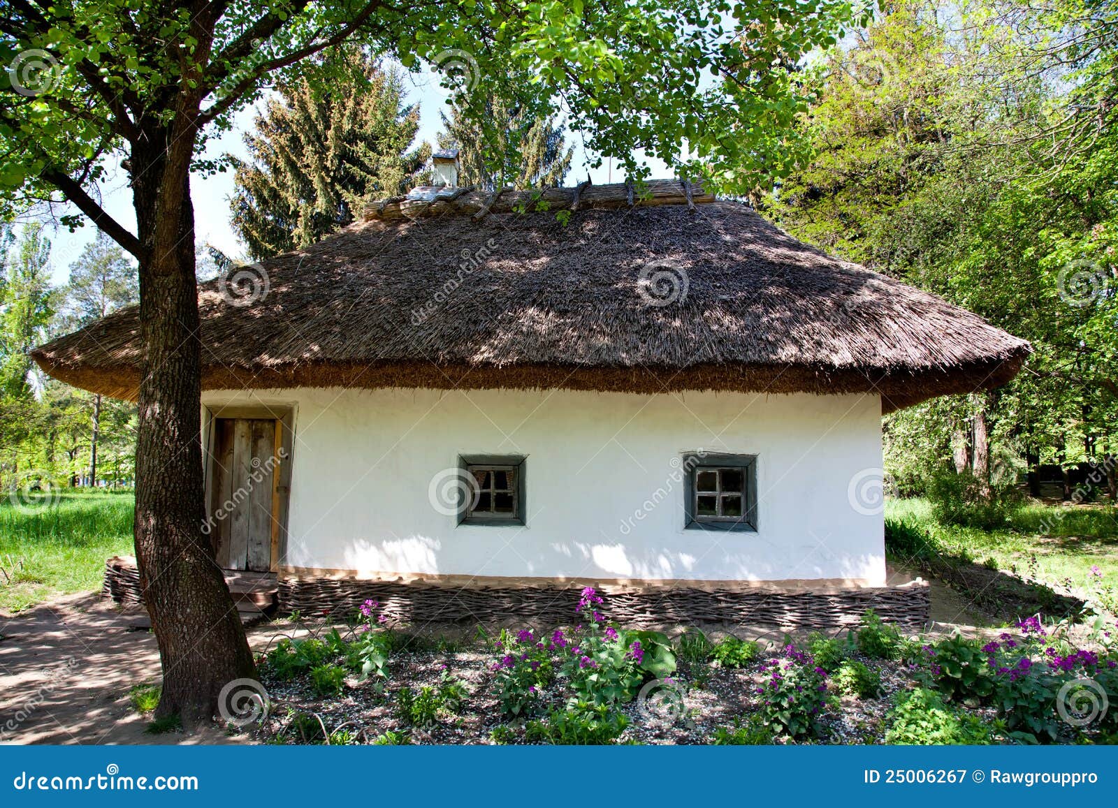 Old Style Ukrainian Cottage Stock Image - Image of landmark, roof: 25006267